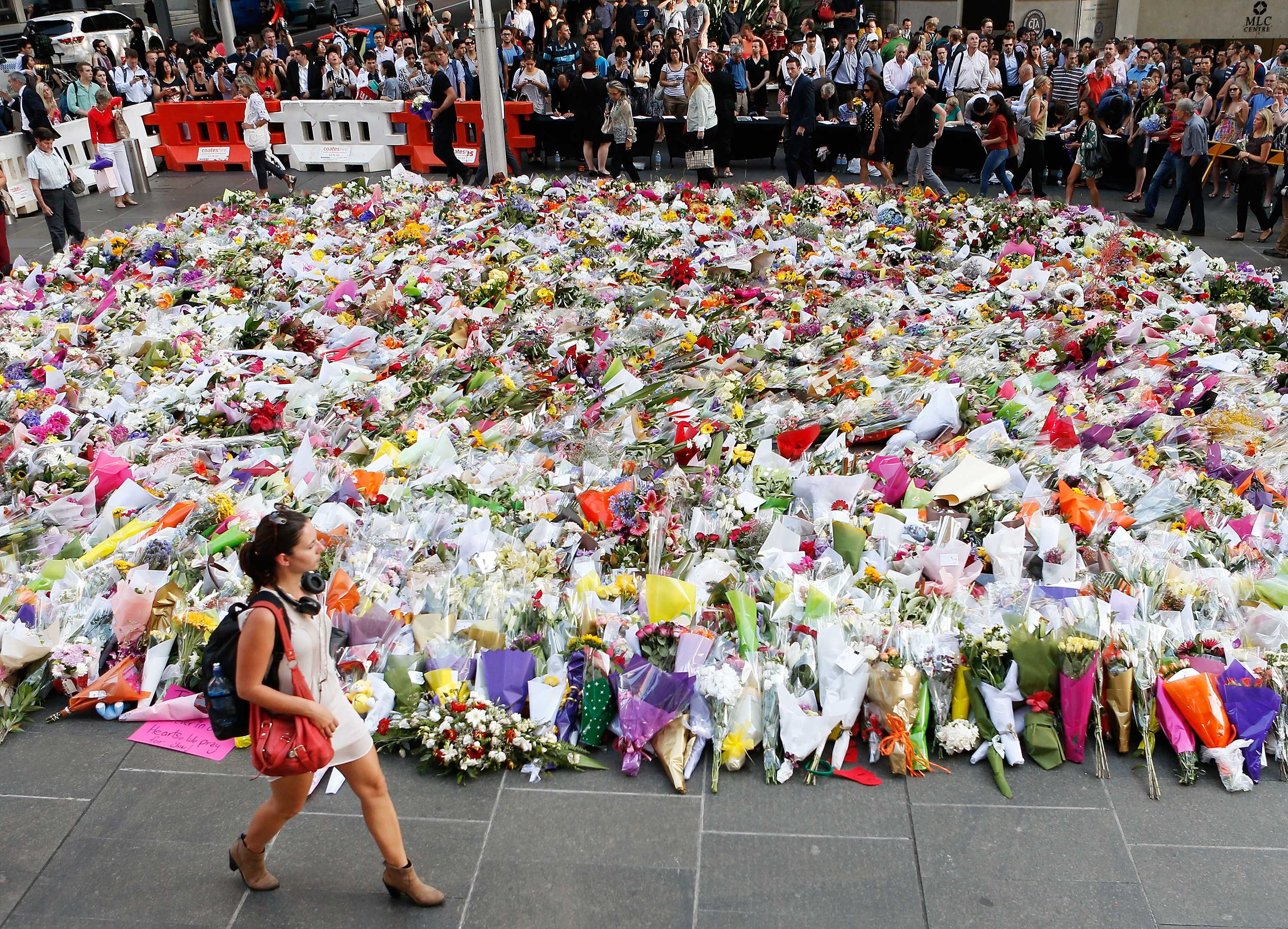 Sydney siege: Thousands pay tribute to victims killed in Martin Place ...