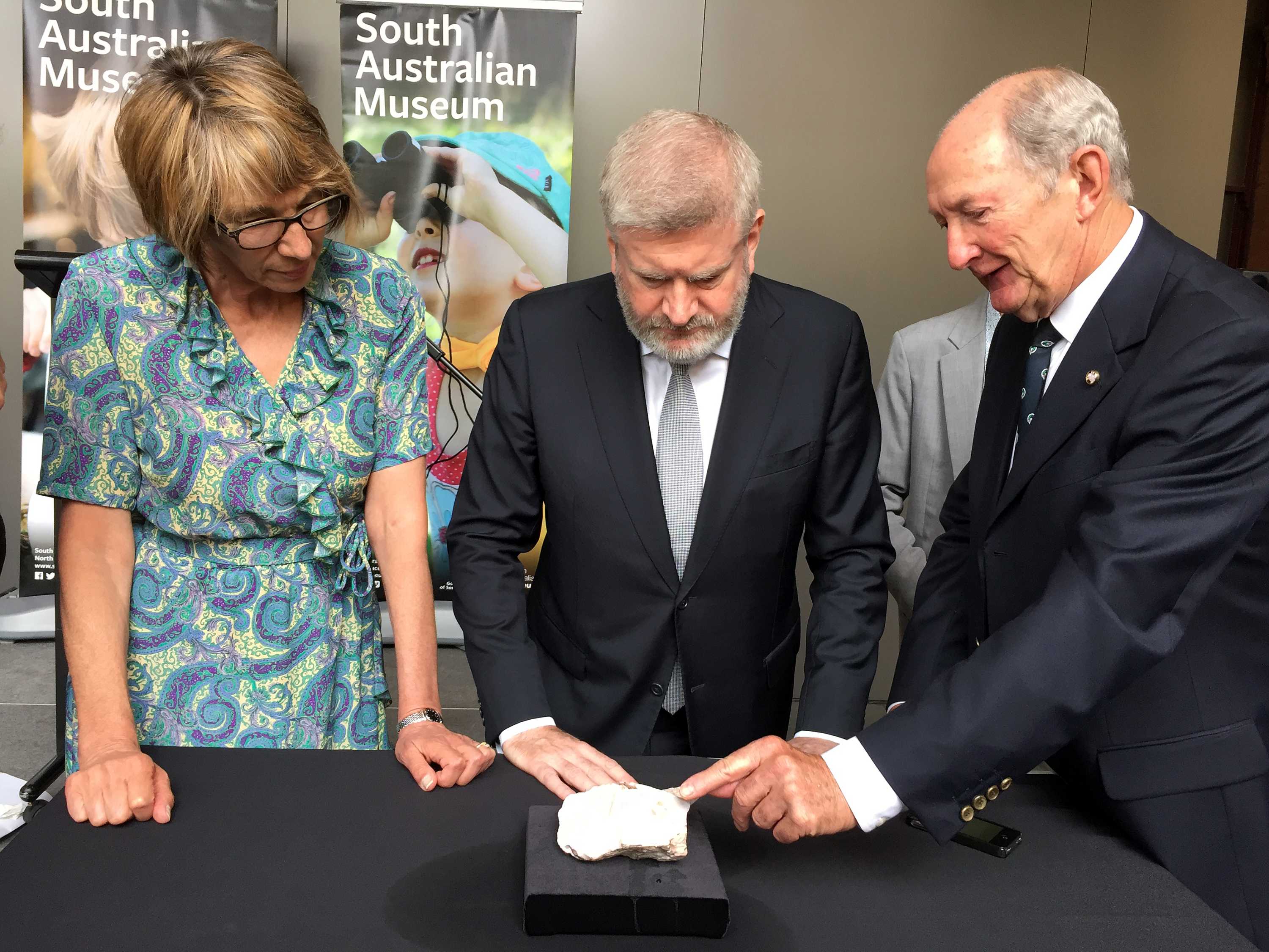 Fire of Australia opal to stay at South Australian Museum - ABC News