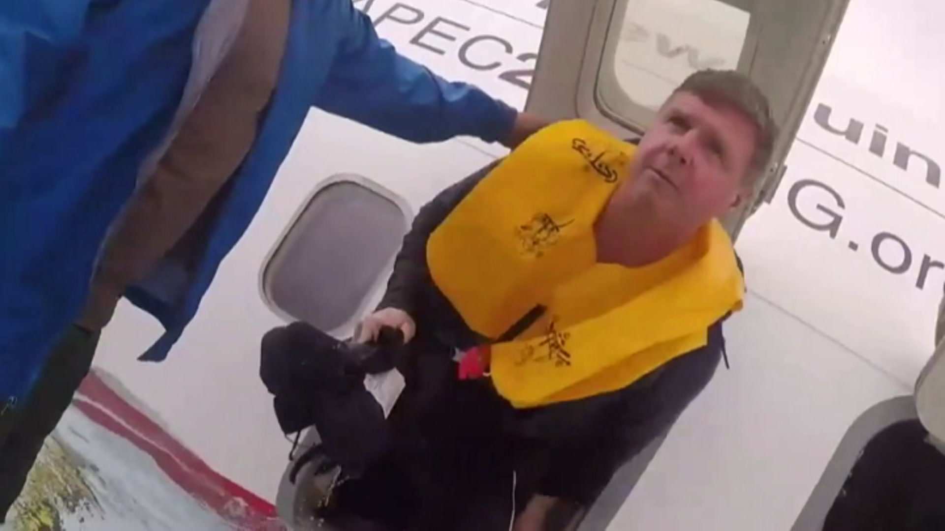 Aussie 'hero' says he evacuated passengers from crashed plane after ...