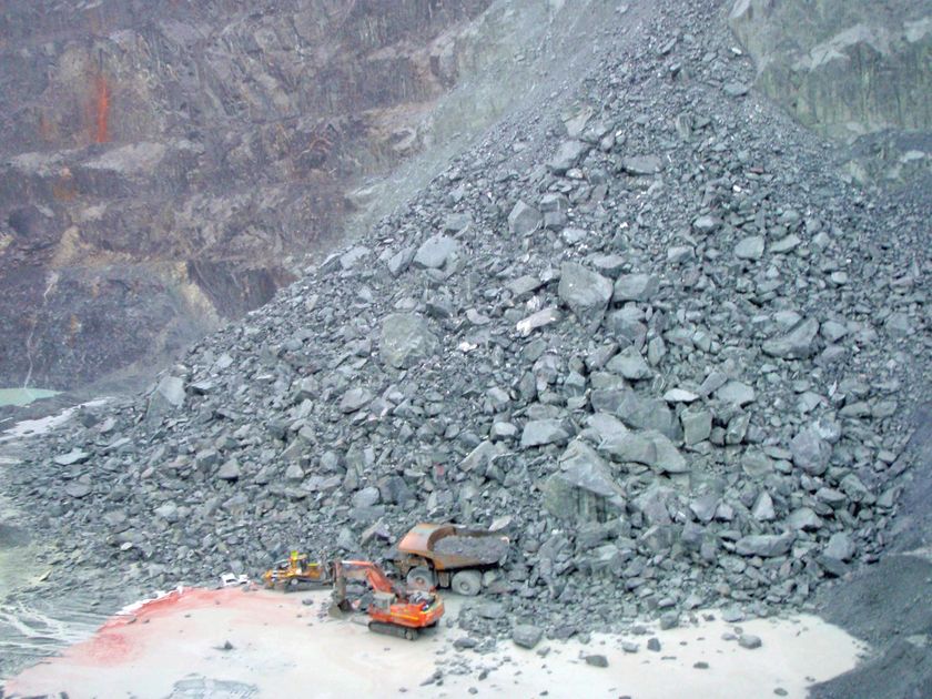 Steep mine wall 'close to limit' - ABC News