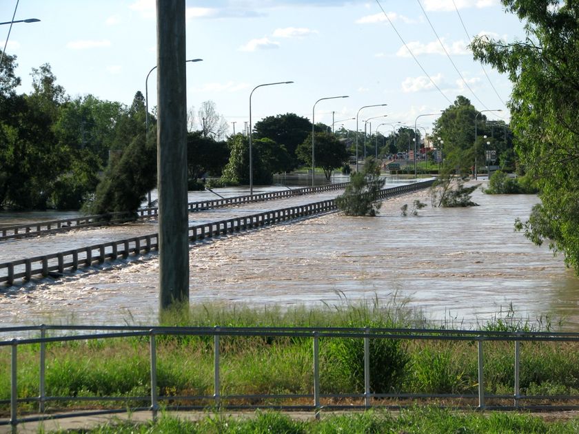 Flooded river continues to threaten Emerald - ABC News