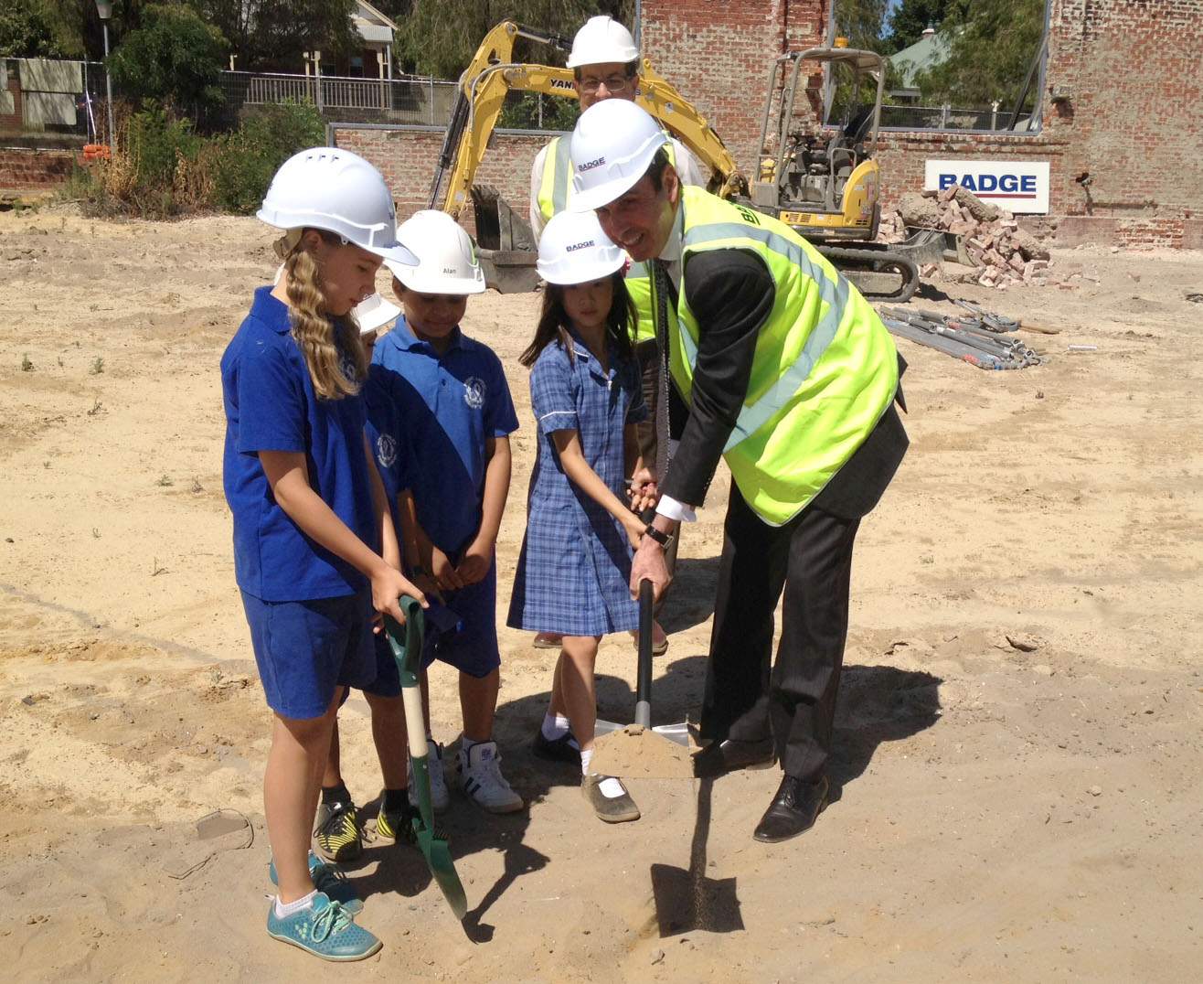 Fire-ravaged Mt Lawley Primary School holds sod turning ceremony to ...