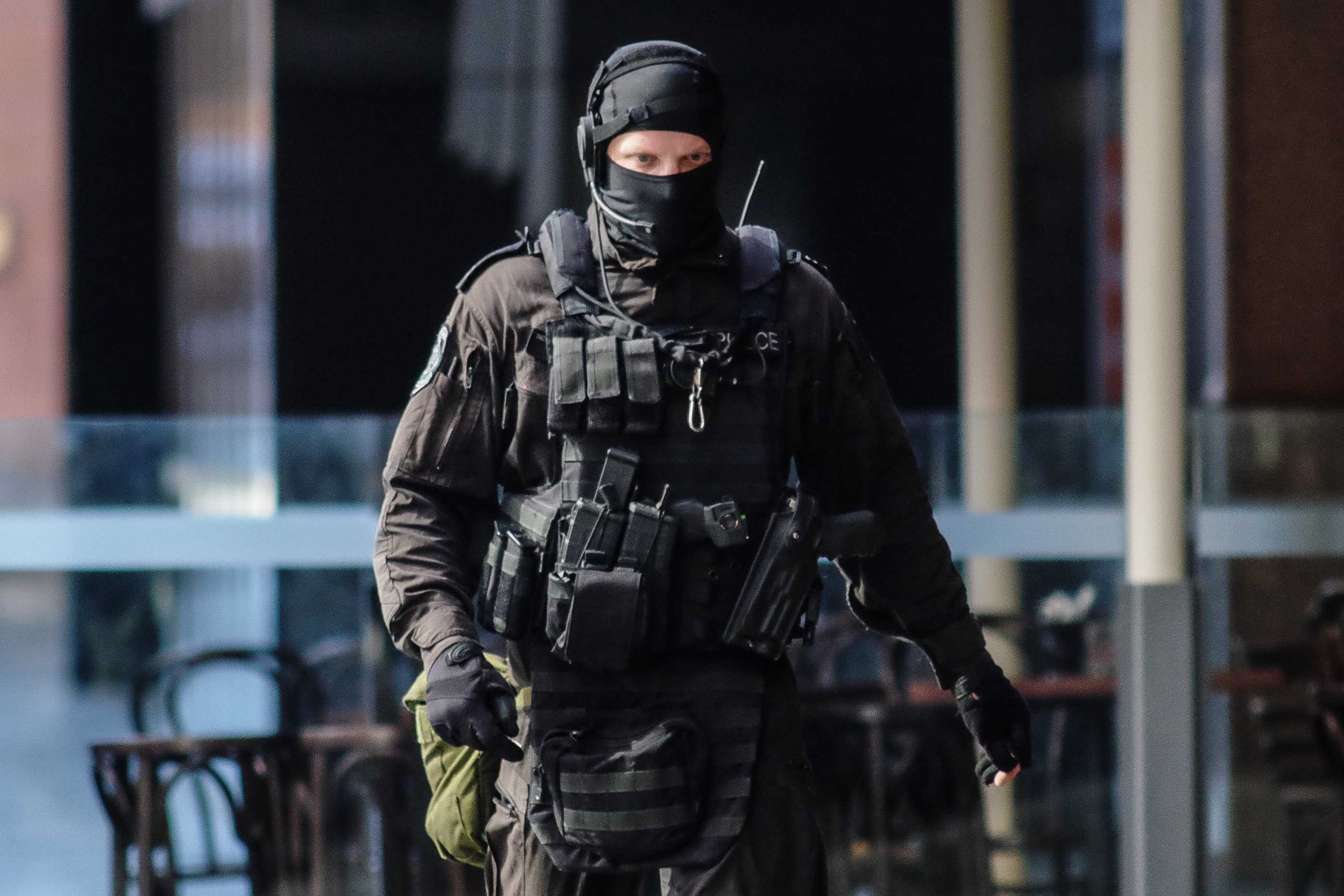 Sydney siege: Police negotiate with Martin Place gunman, hours after ...