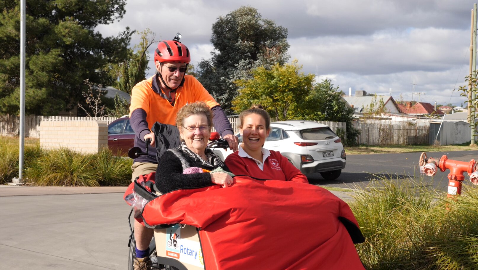 Cycling Without Age launches new trishaw program in western NSW - ABC News