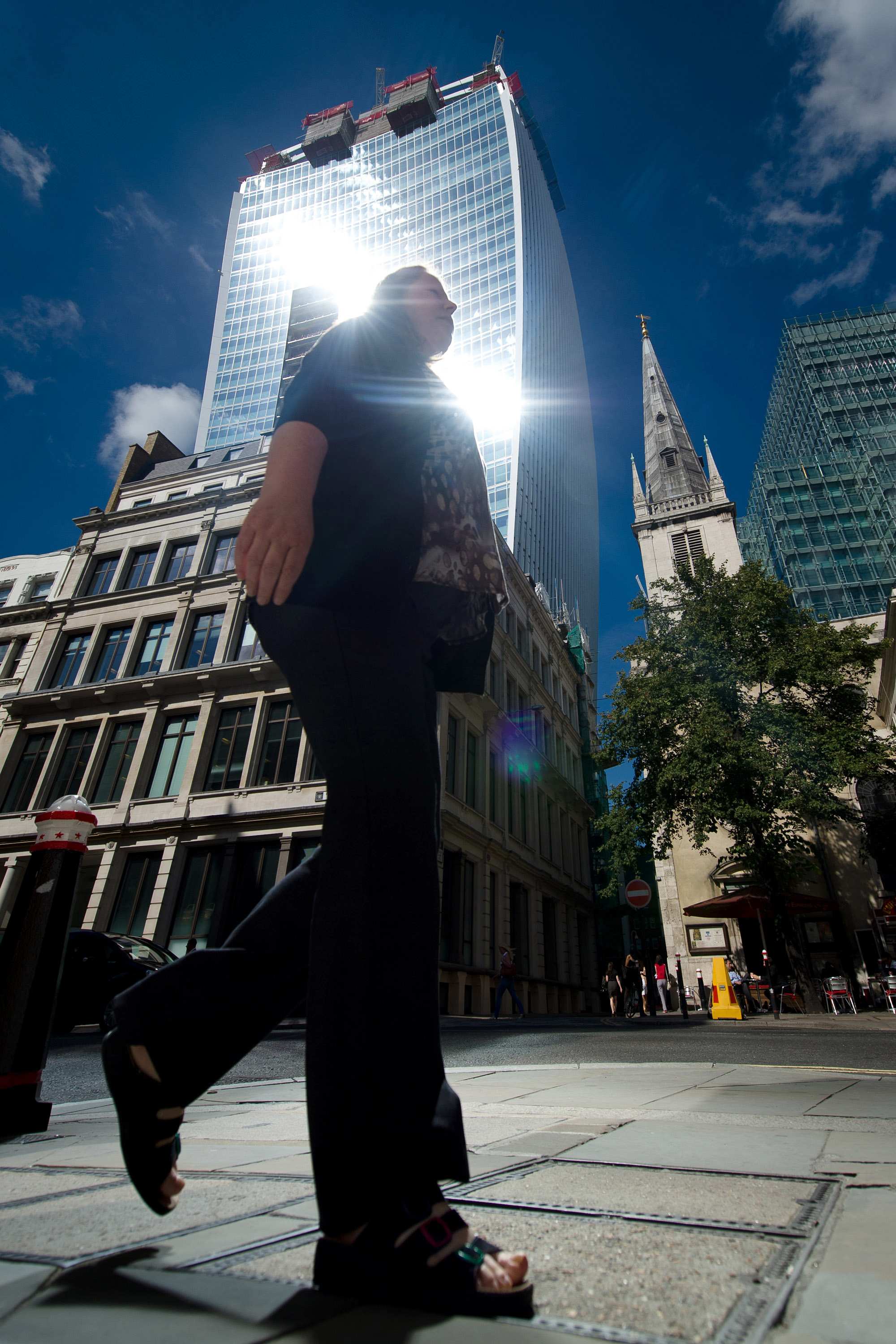 London driver says 'Walkie Talkie' skyscraper reflections melted his ...