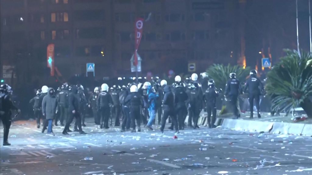 Protesters clash with Turkish police over detention of Istanbul mayor ...
