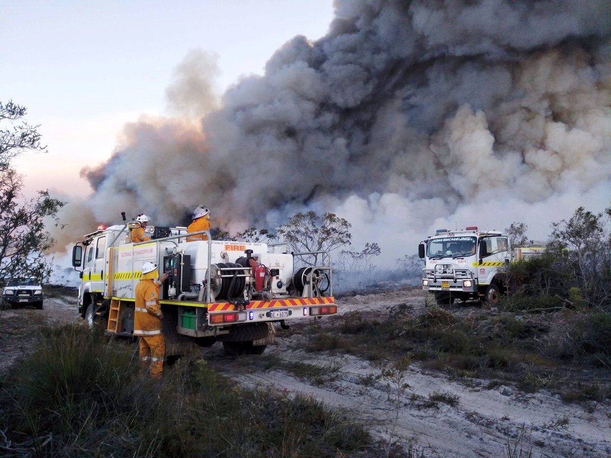 Holidaymakers told to delay trips to Bremer Bay as fire threatens town ...