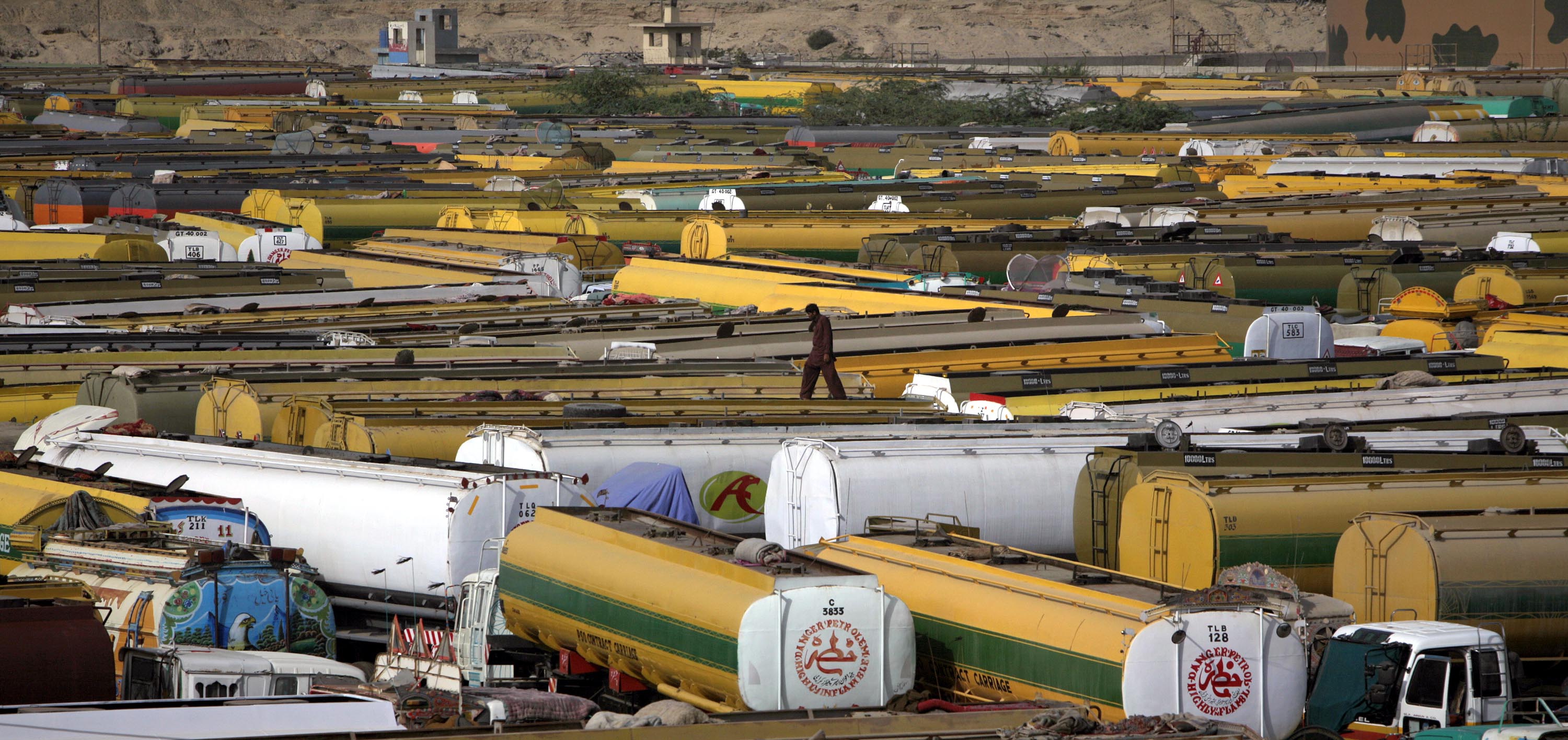 Pakistan, US sign NATO convoy deal - ABC News