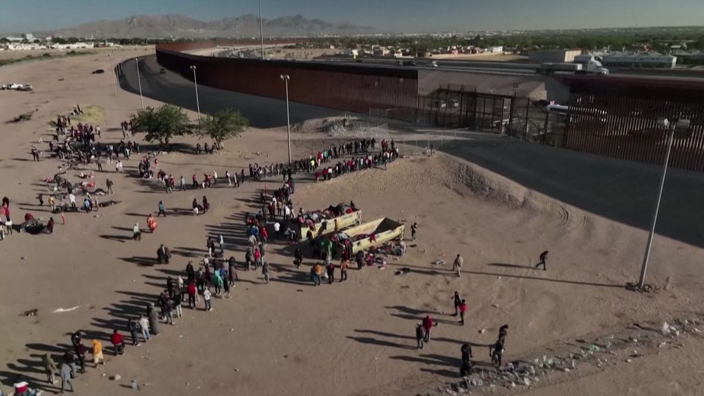 Hundreds of migrants gathered at US-Mexico border fence - ABC News