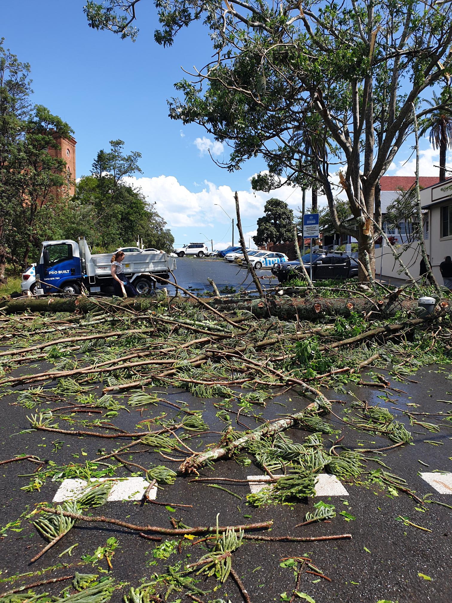 'Mini cyclone' rips through Port Macquarie, lifting roofs and bringing ...