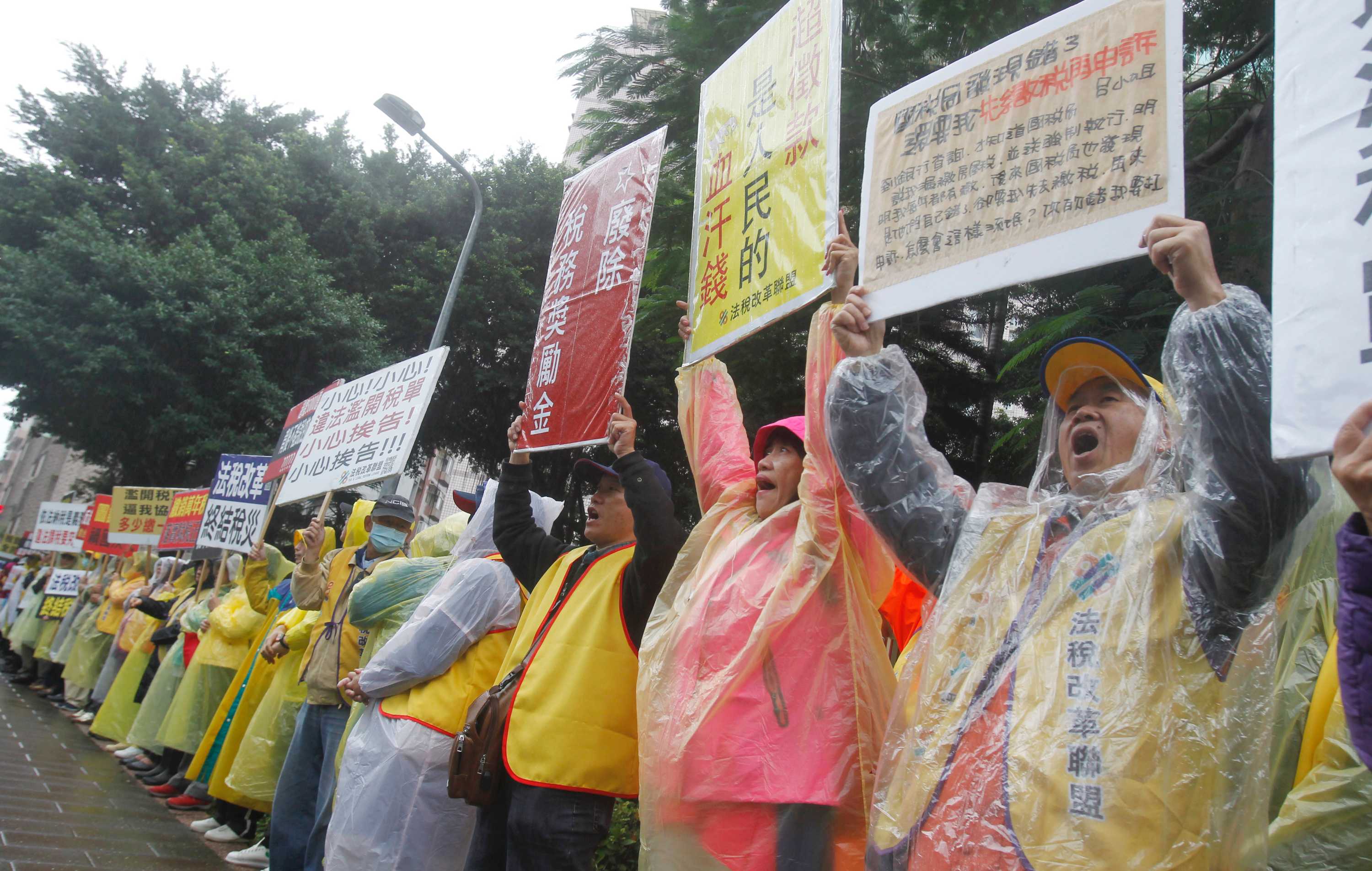 Taiwanese demonstrators launch 'yellow vest' movement to protest taxes ...