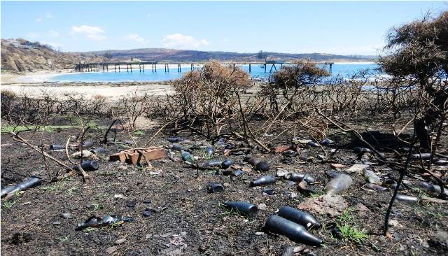 Clean up after bushfire expose coastal litter - ABC News