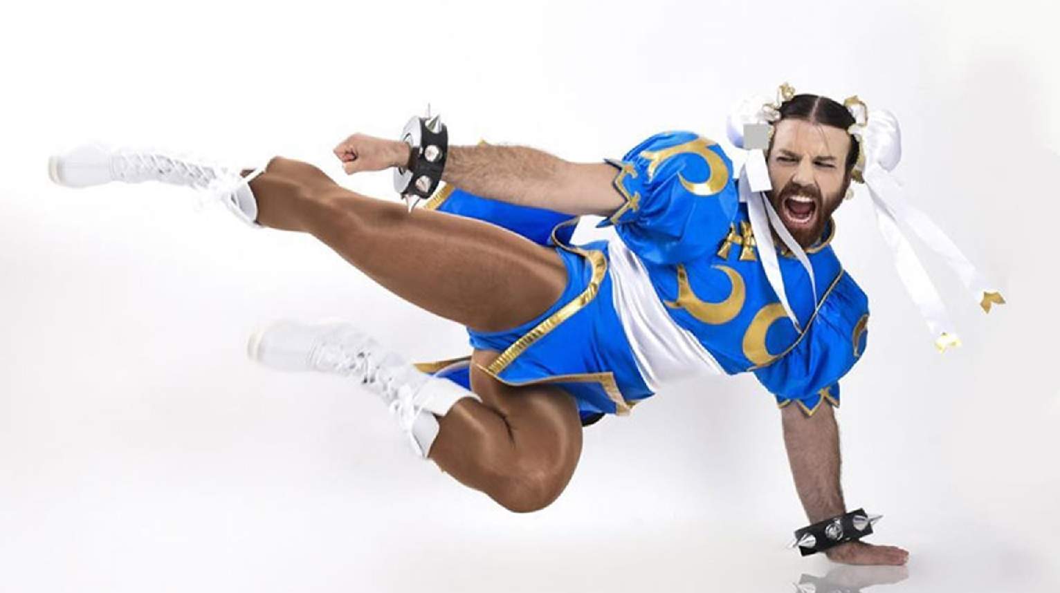 Meet the Aussie chasing fame in Japan — by any means necessary - ABC News