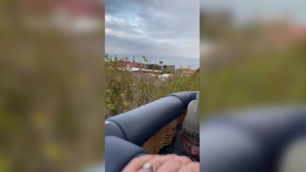 The moment a hot air balloon crashes in suburban Melbourne - ABC News
