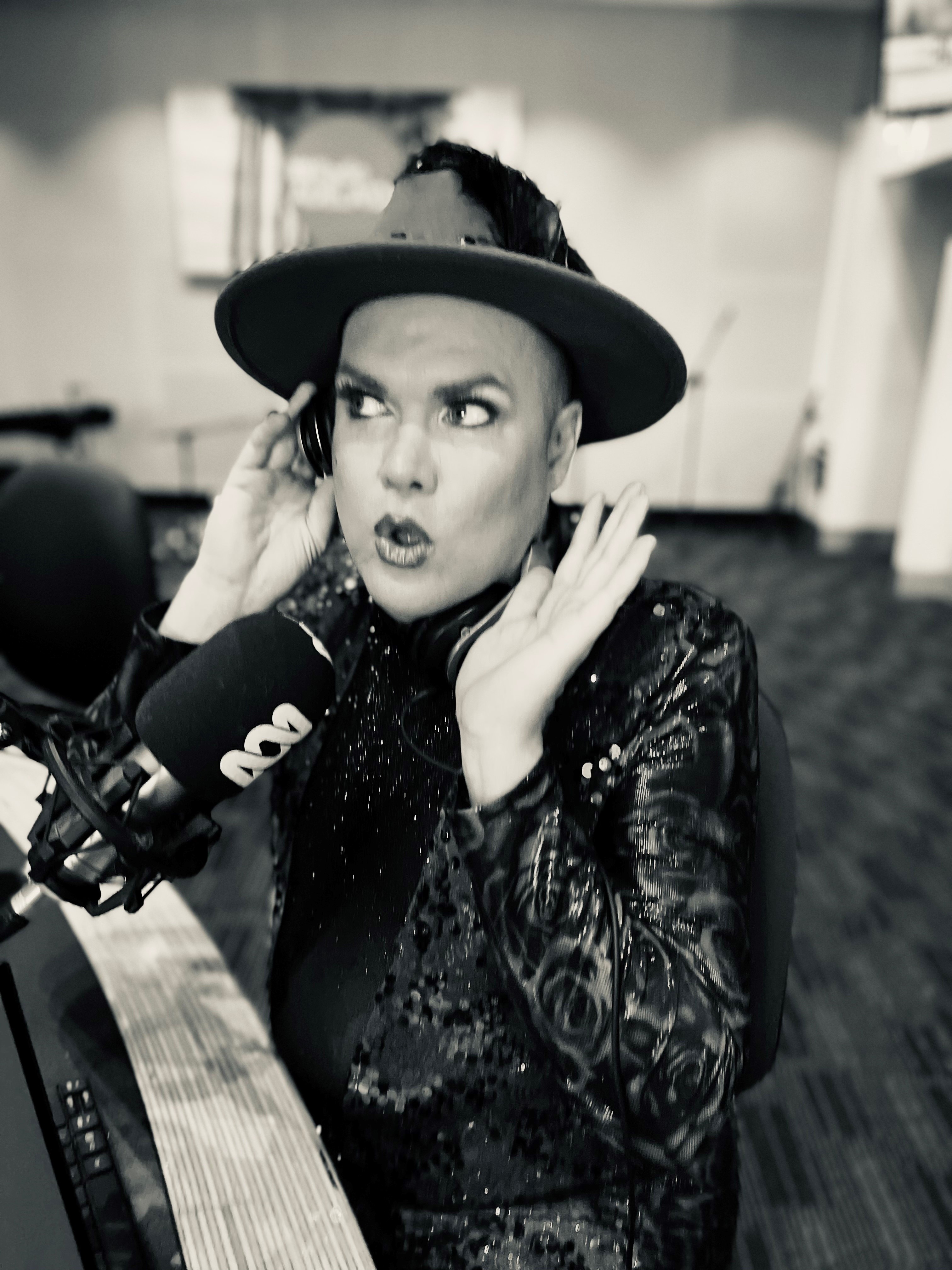 Hans' returns to the stage on Pride Day alongside Djokovic - ABC listen