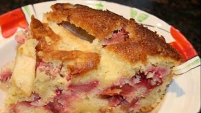 Apple and rhubarb sponge pudding - ABC News