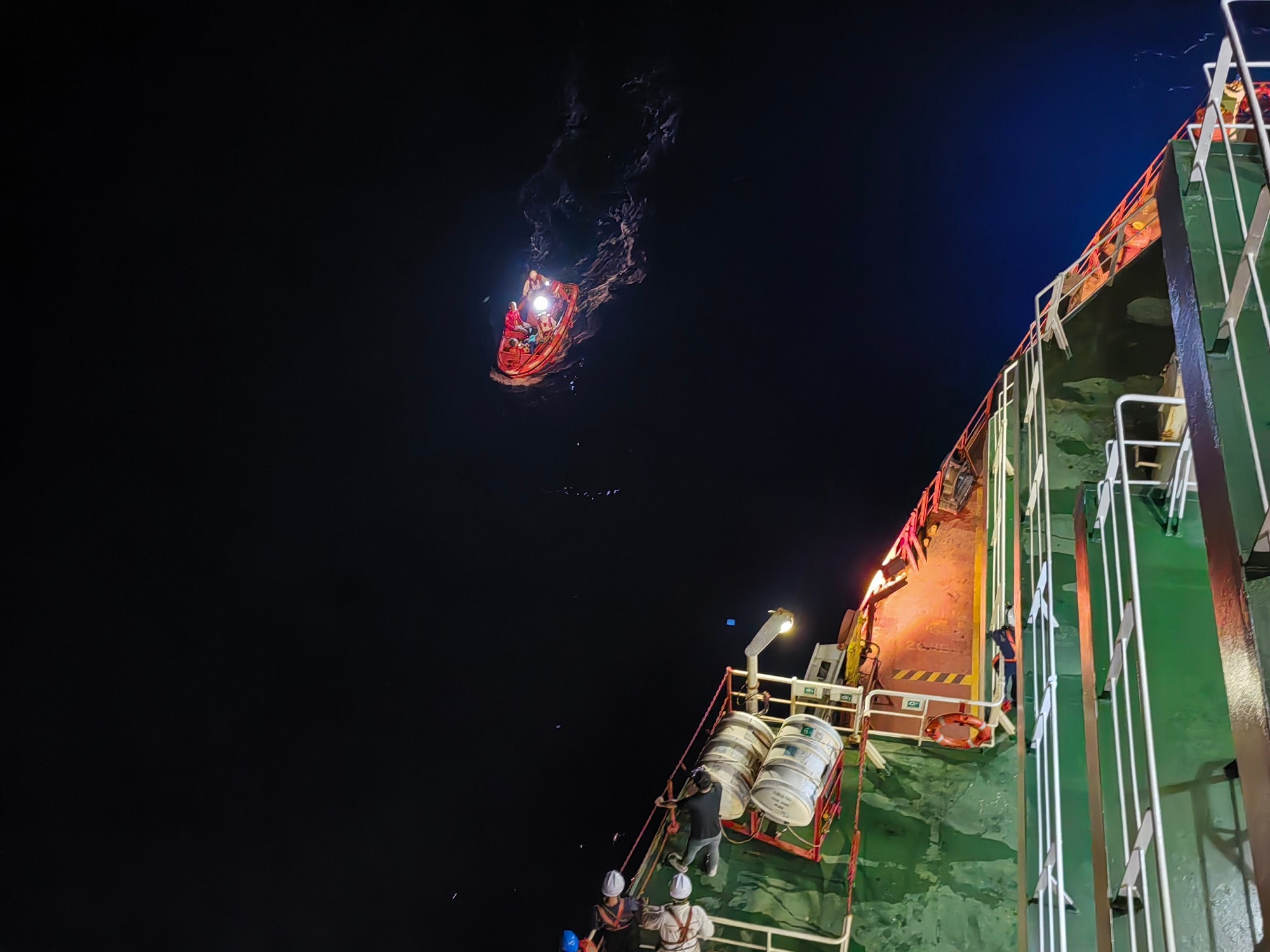 Fishermen and dog rescued off Whitsunday coast after fishing boat sinks ...