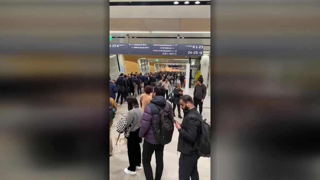 Sydney's Central station gripped by massive train delays - ABC News