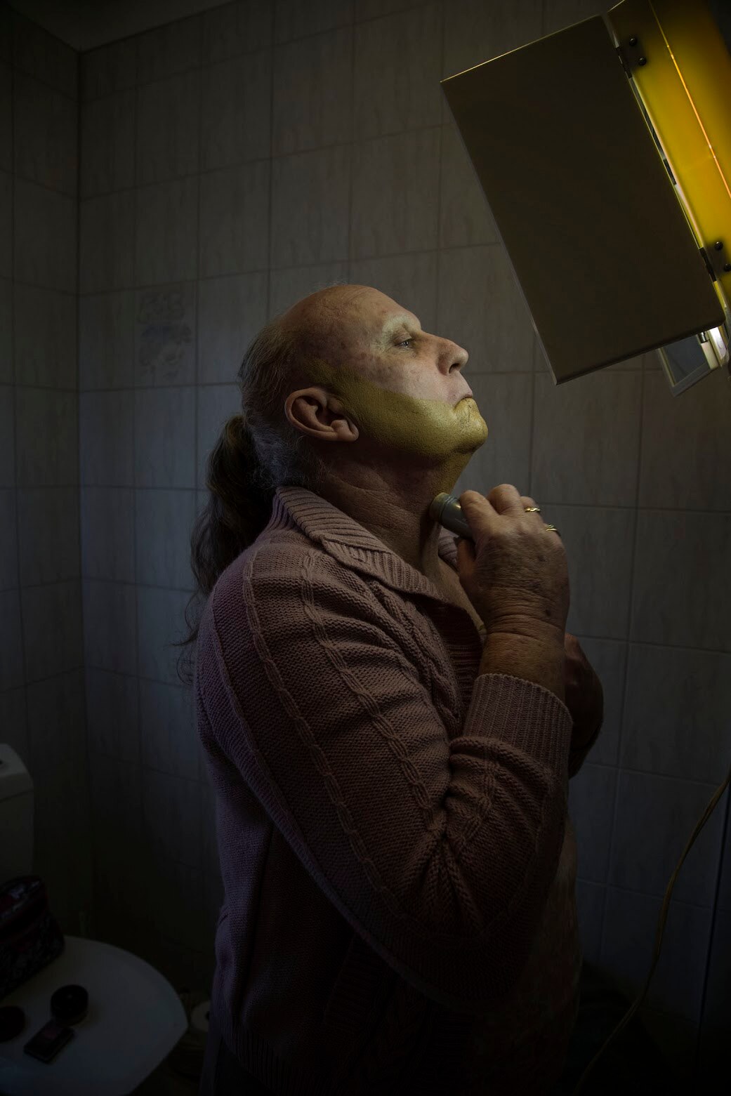 Photo of a transgender Air Force pilot preparing for Anzac Day wins ...