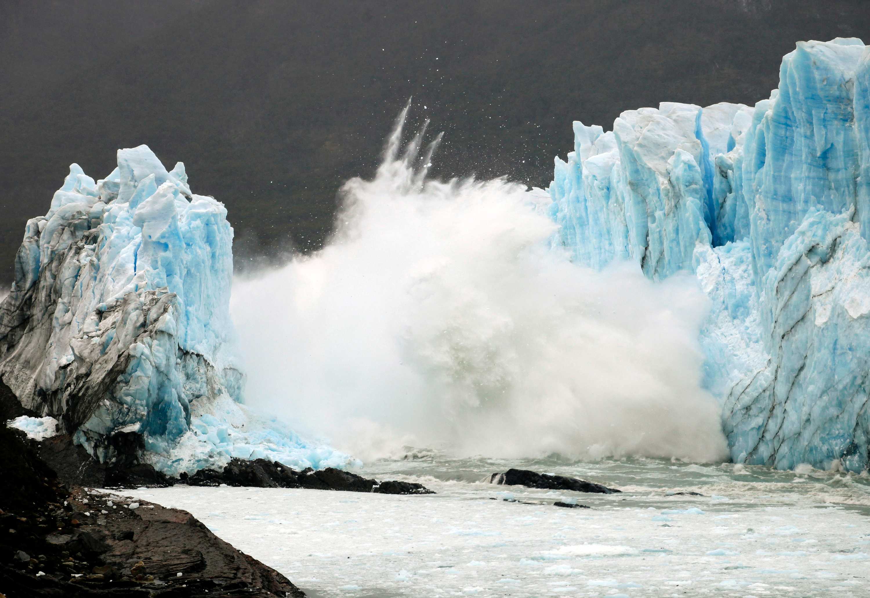 Ice bridge collapses at Perito Moreno Glacier in Argentina; hundreds ...