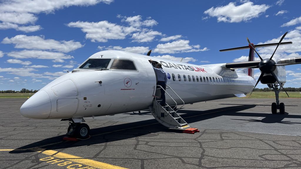 Qantas lands in Charleville on 100 year centenary flight. - ABC News