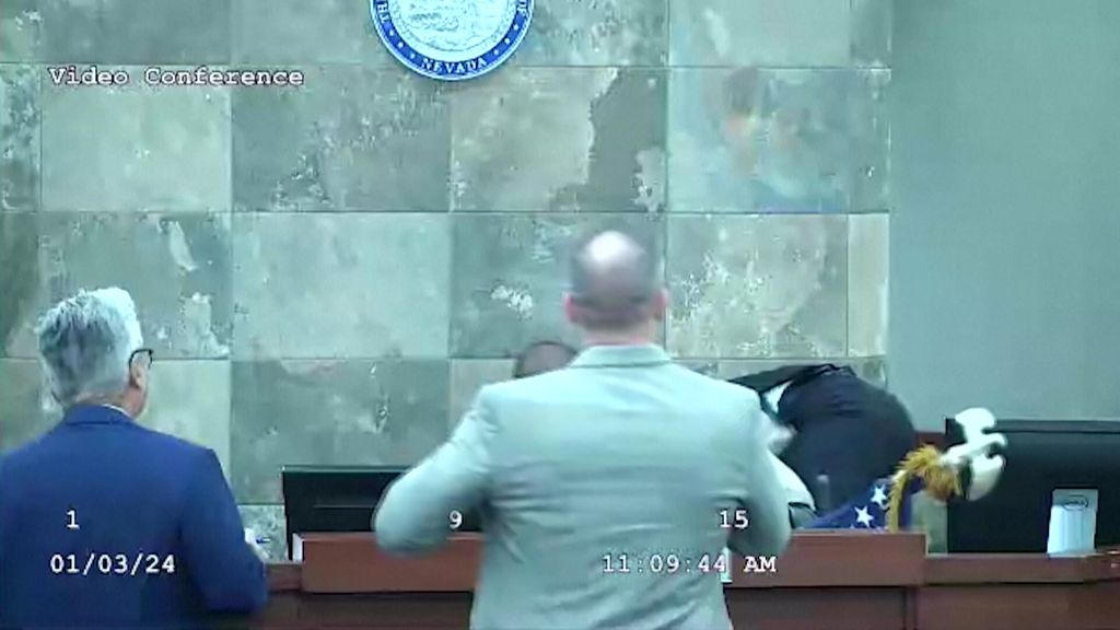 Violent scene of defendant attacking Nevada Judge in Vegas courtroom ...