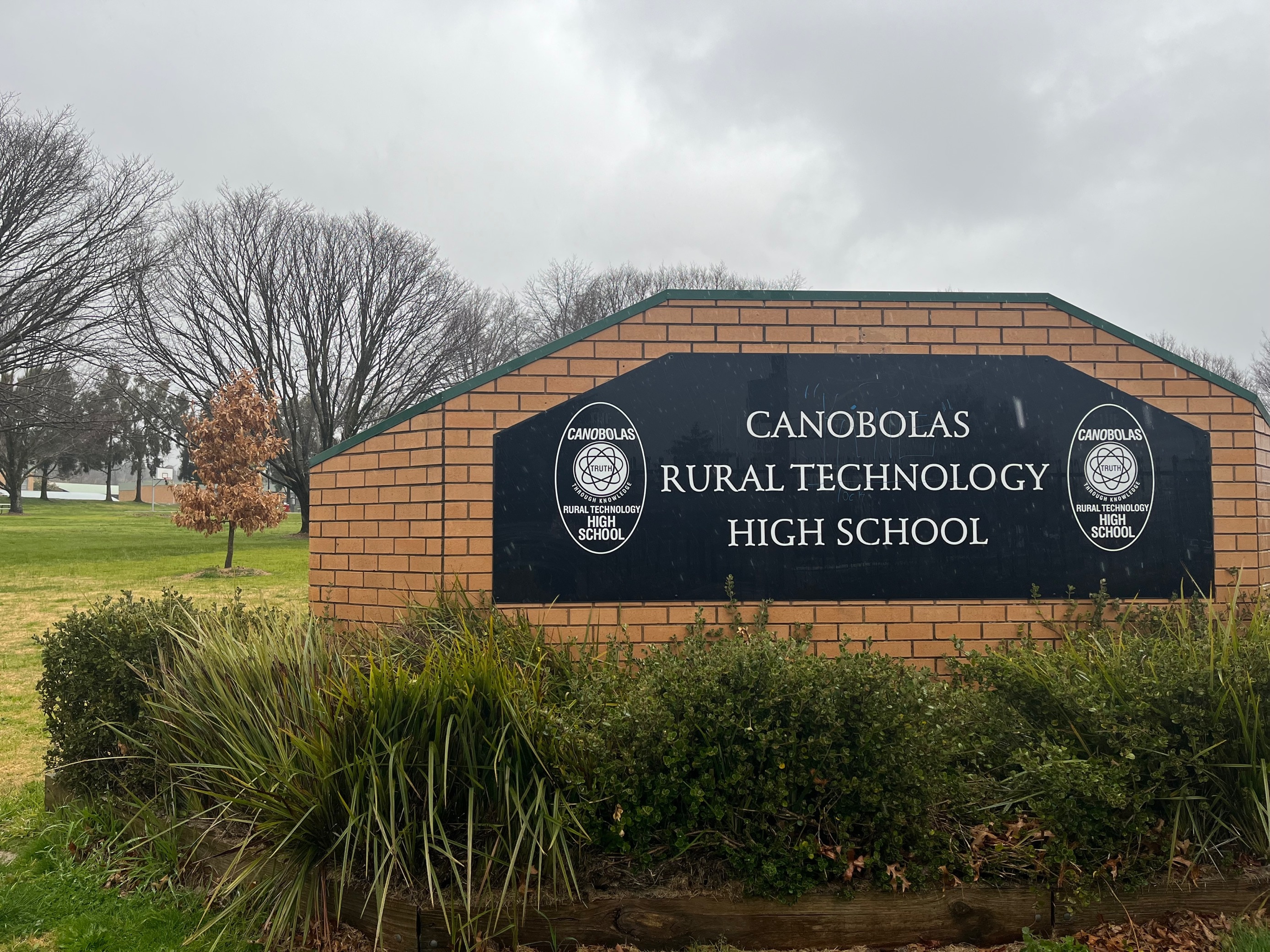 Teenage girl charged over alleged stabbing of student at high school in Orange, NSW - ABC News