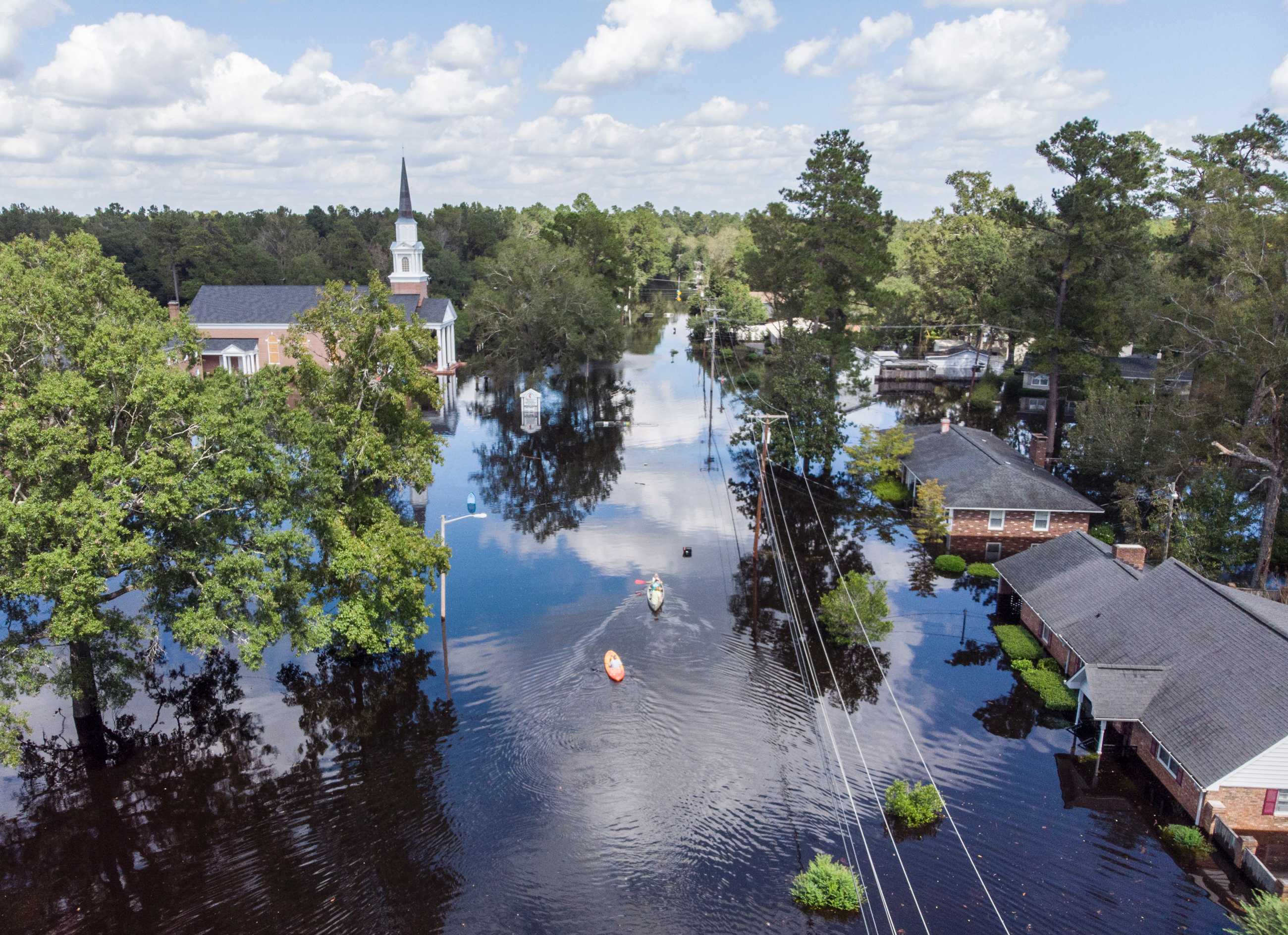 Hurricane Florence: Thousands in the US on evacuation alert as flooding ...