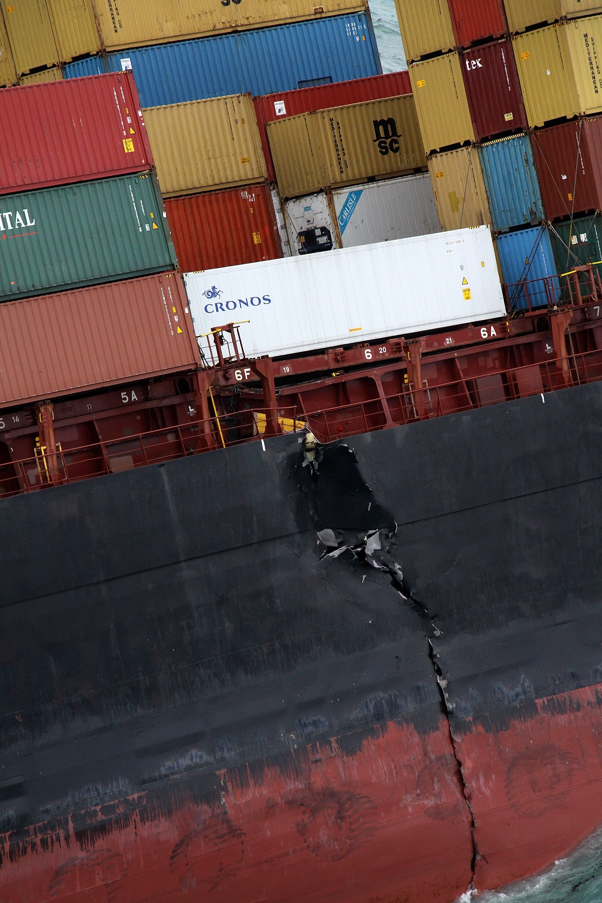 Crack in ship off NZ coast widens - ABC News