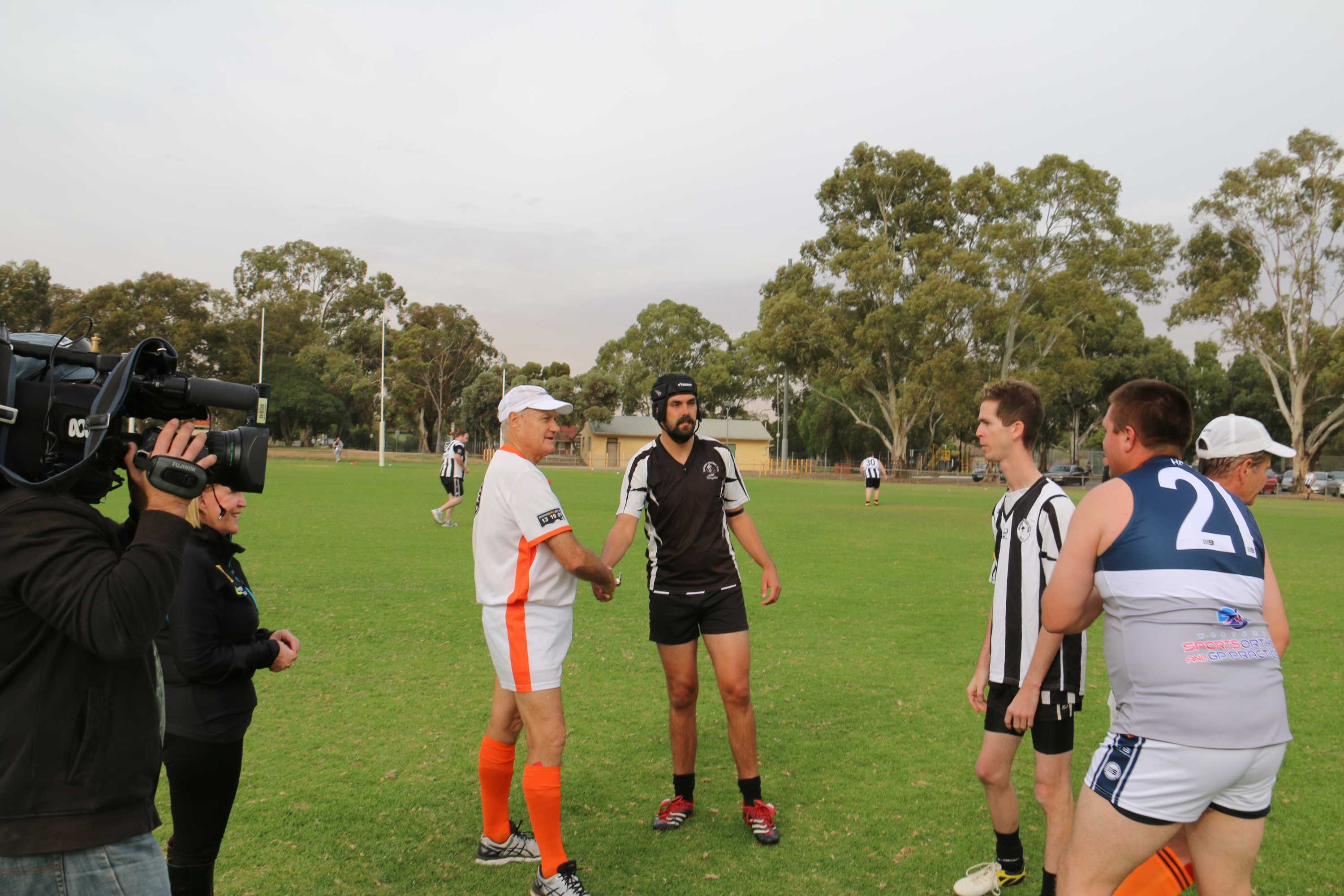 Superintendent Barry Lewis umpires 2,000th Australian Rules match - ABC ...