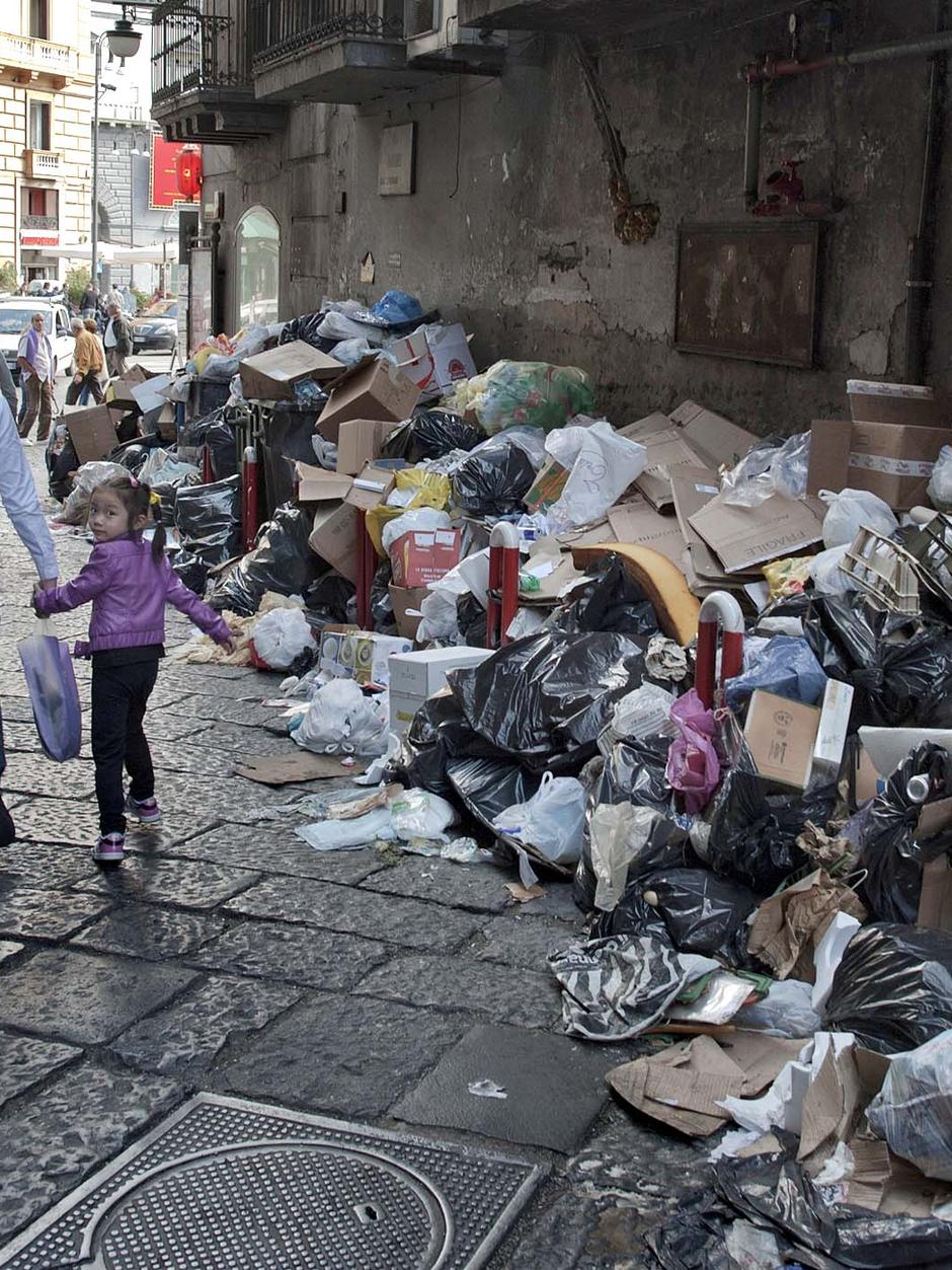 Clashes intensify over Naples rubbish - ABC News
