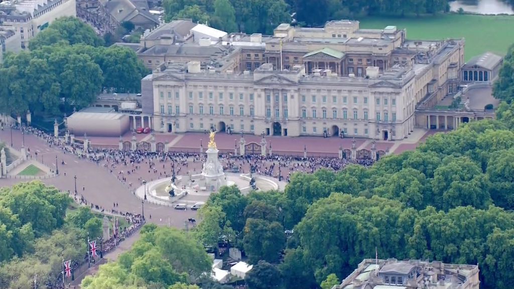 Views of the crowd outside Buckingham Palace - ABC News