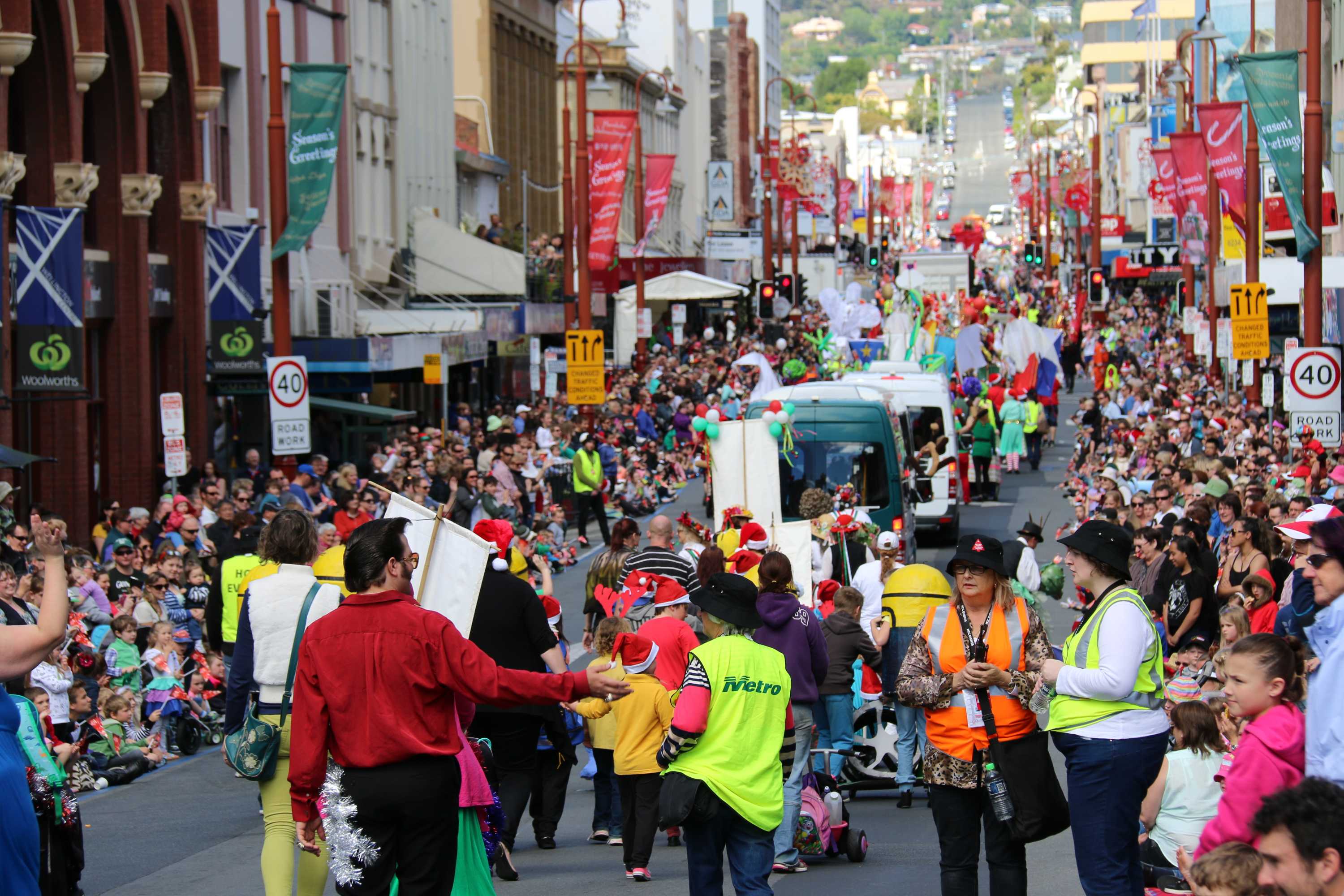 Christmas Pageant draws 20,000 to Hobart CBD - ABC News