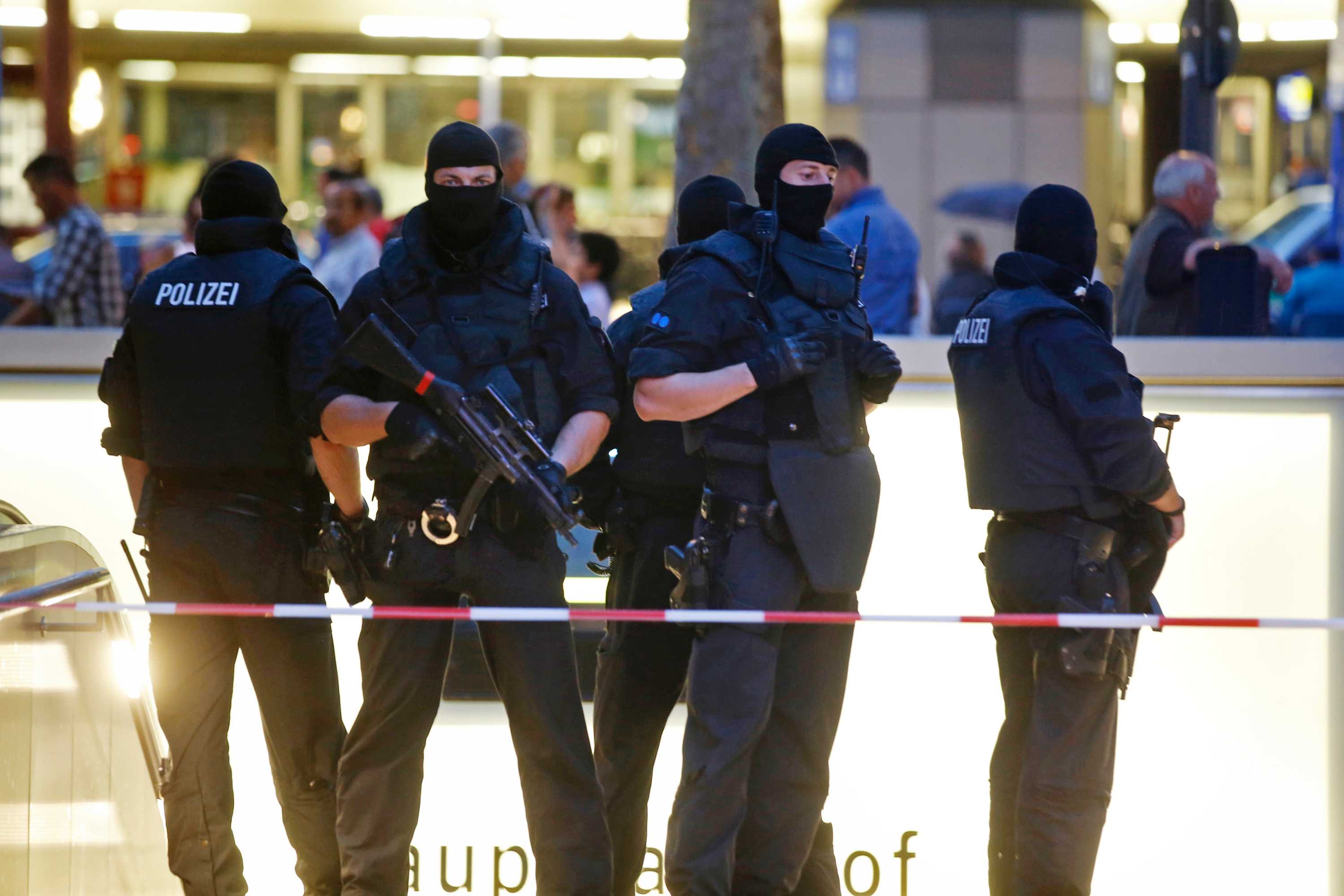 Munich attack: Nine killed in 'shooting rampage', lone gunman found ...