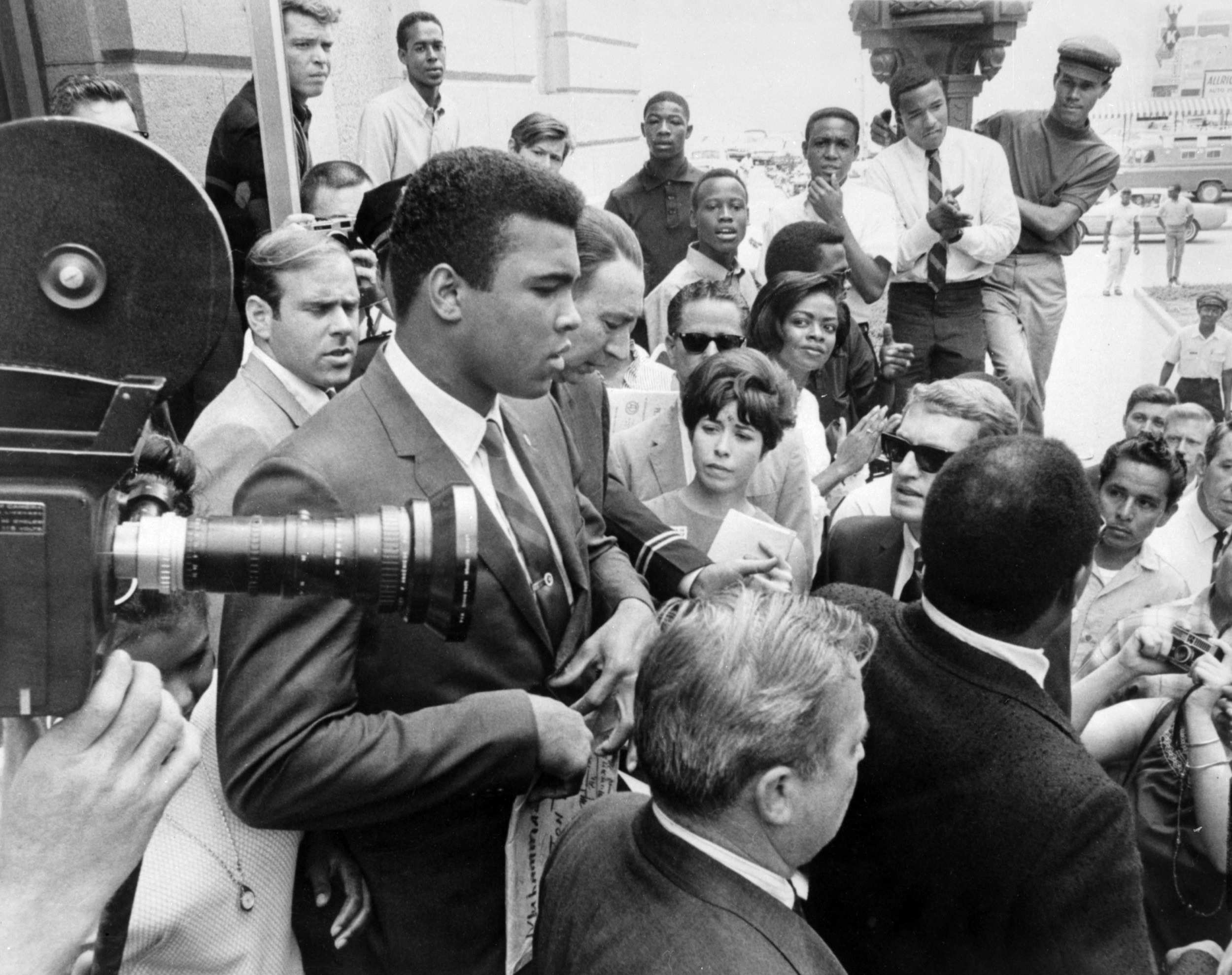 Muhammad Ali: Boxing great, charismatic entertainer - ABC News