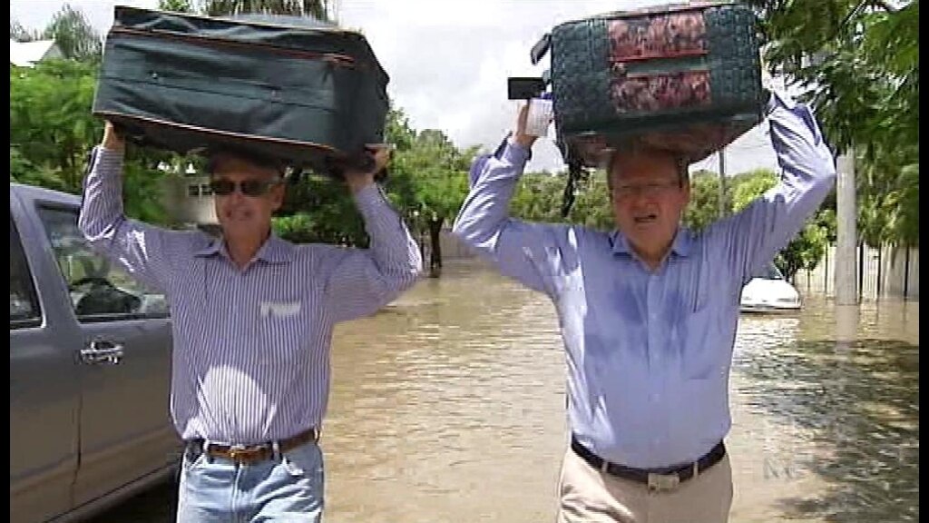 Rudd lends helping hand during floods - ABC News