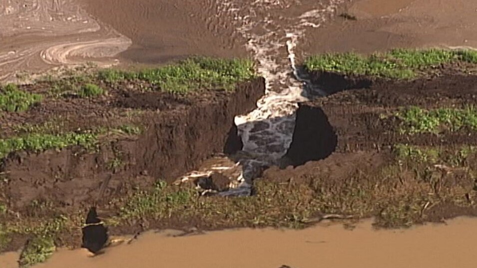 Hole in Queensland dam sparks evacuations at Talgai - ABC News