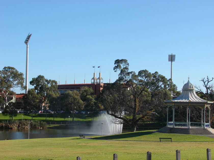 Builders' parklands use gets council nod - ABC News