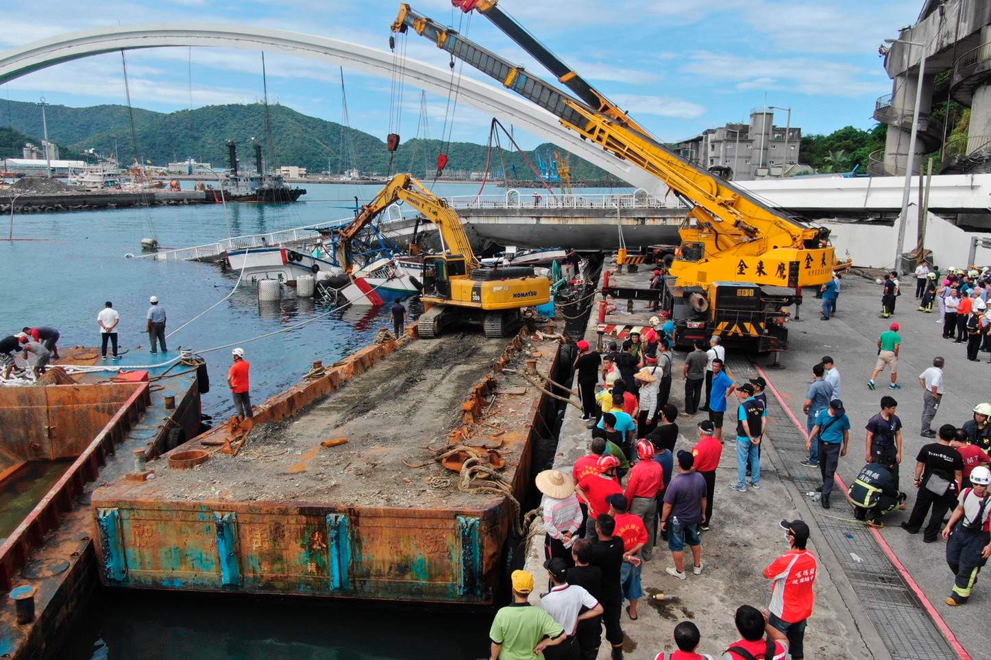Taiwan bridge collapse crushes fishing boats, casualties feared - ABC News