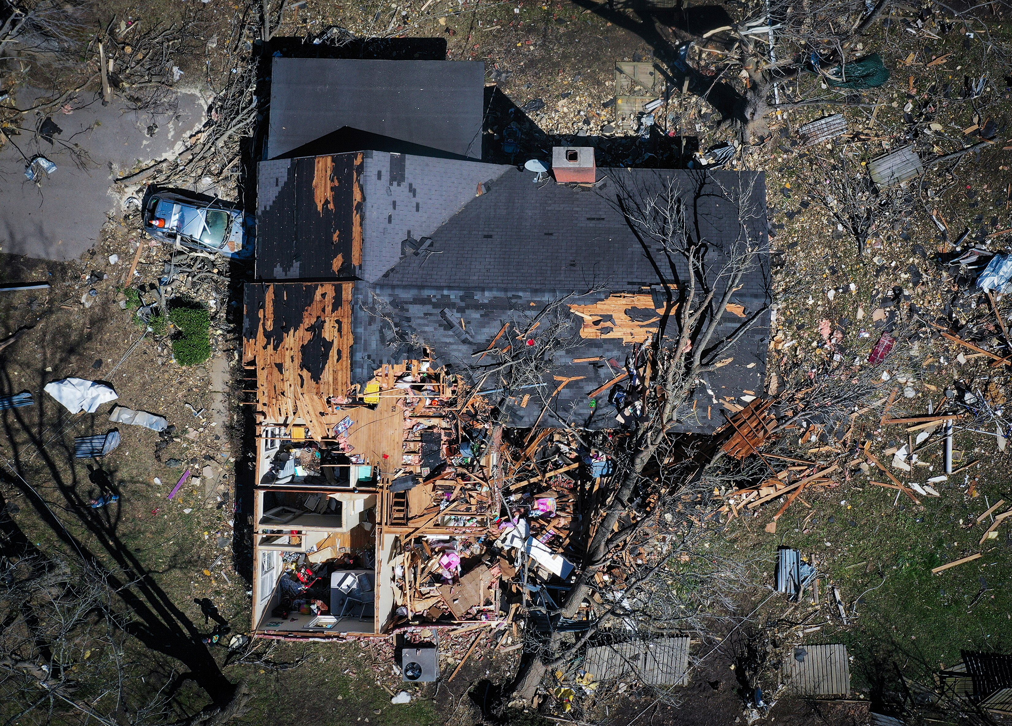Death toll from US tornadoes rises to 26 as clean-up efforts begin ...