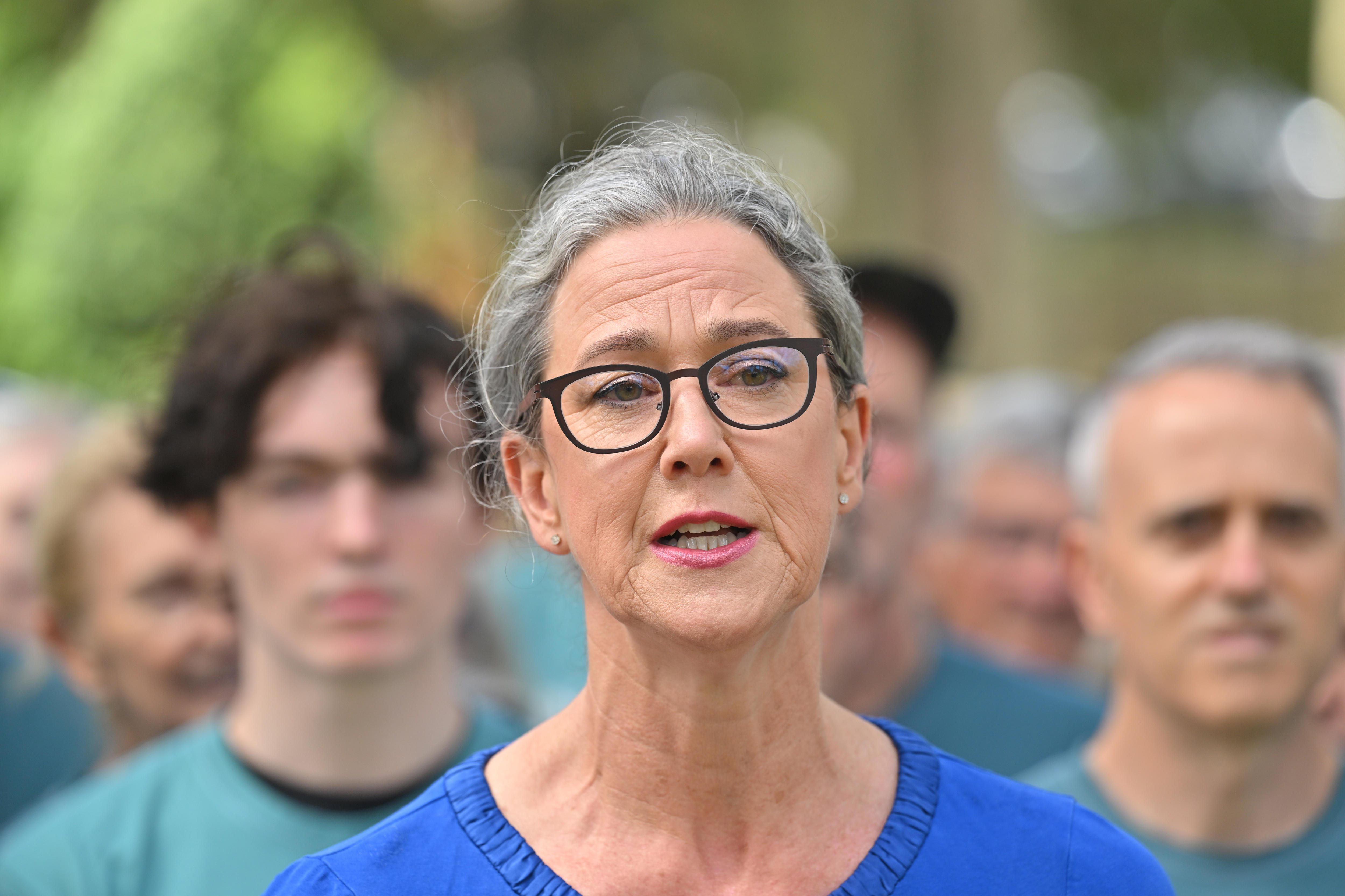 Tony Abbott predicts teal wave will recede as he backs Warren Mundine ...