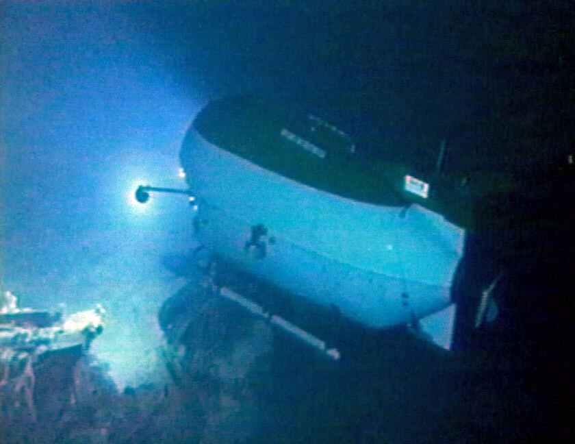 Russian sub plants flag under North Pole - ABC News