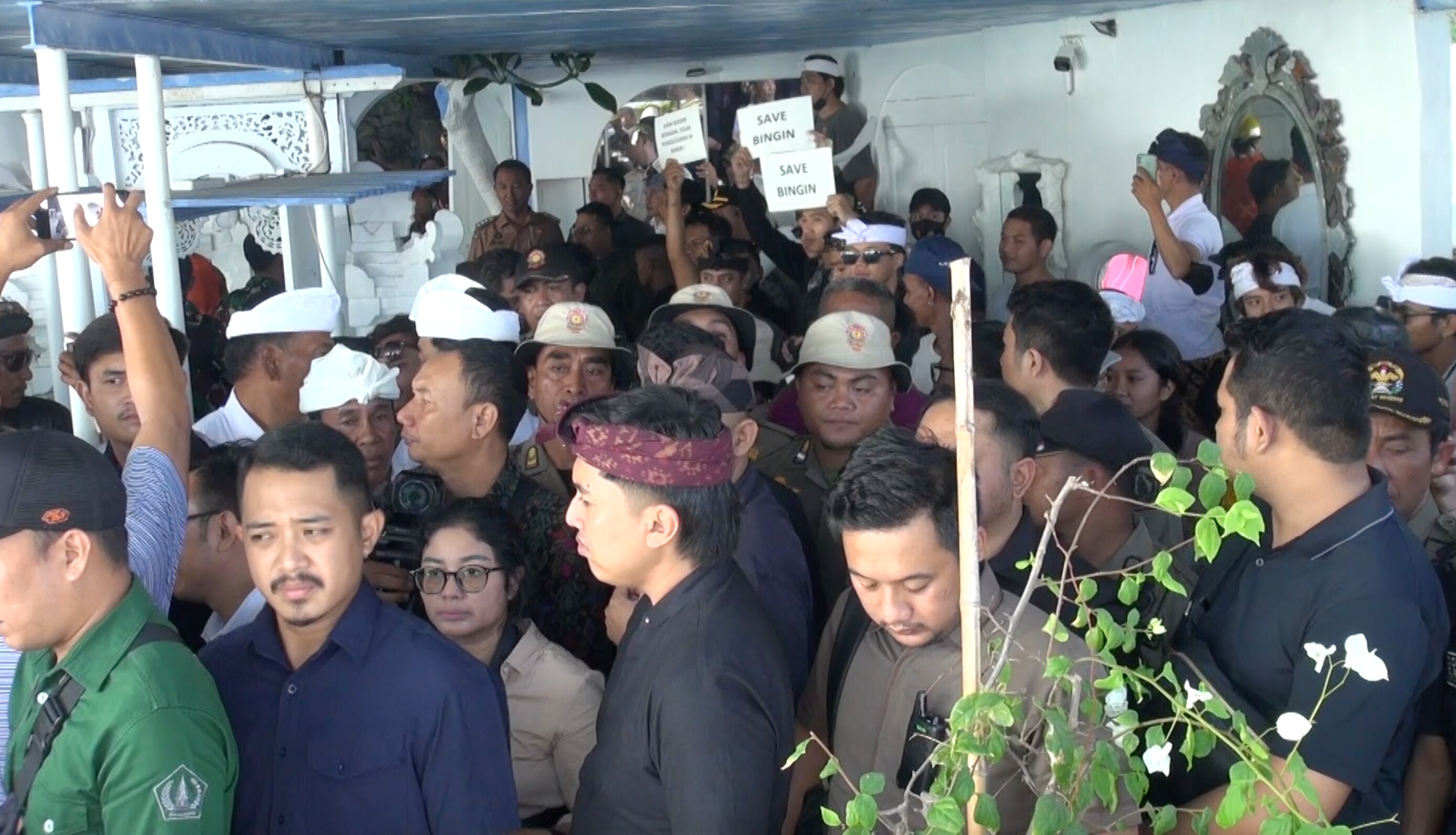 Bali officials begin demolishing Bingin Beach tourist spots, declaring ...