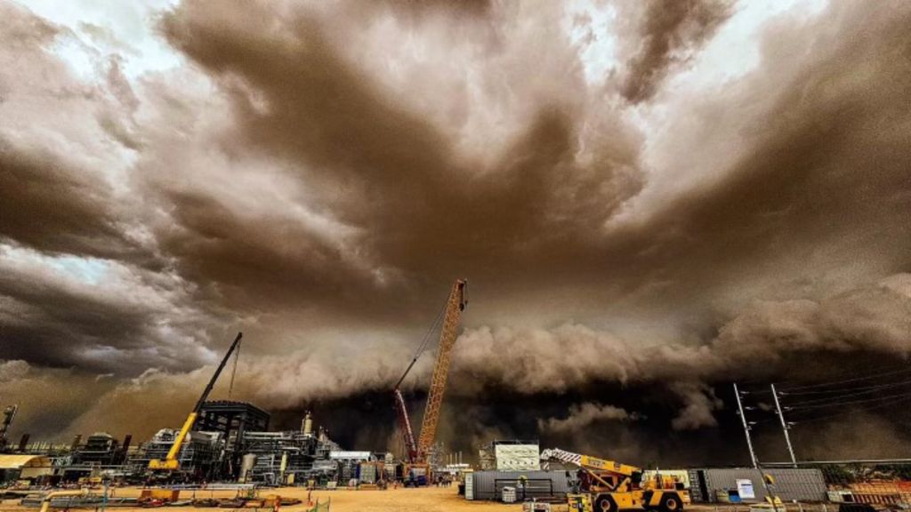 Rolling storm hits Moomba Gas Fields - ABC News