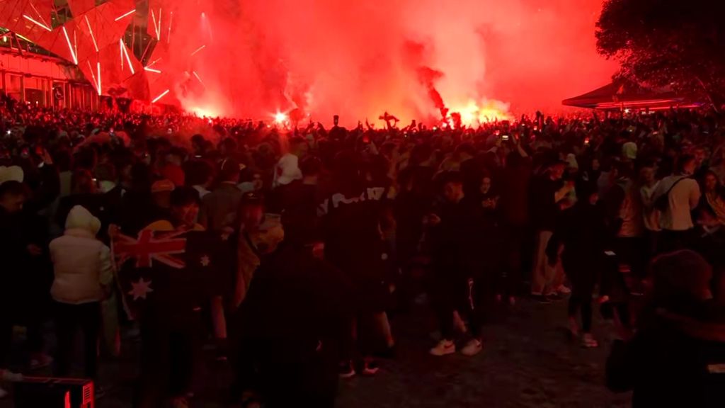 Melbourne erupts as Sam Kerr equalises against England - ABC News