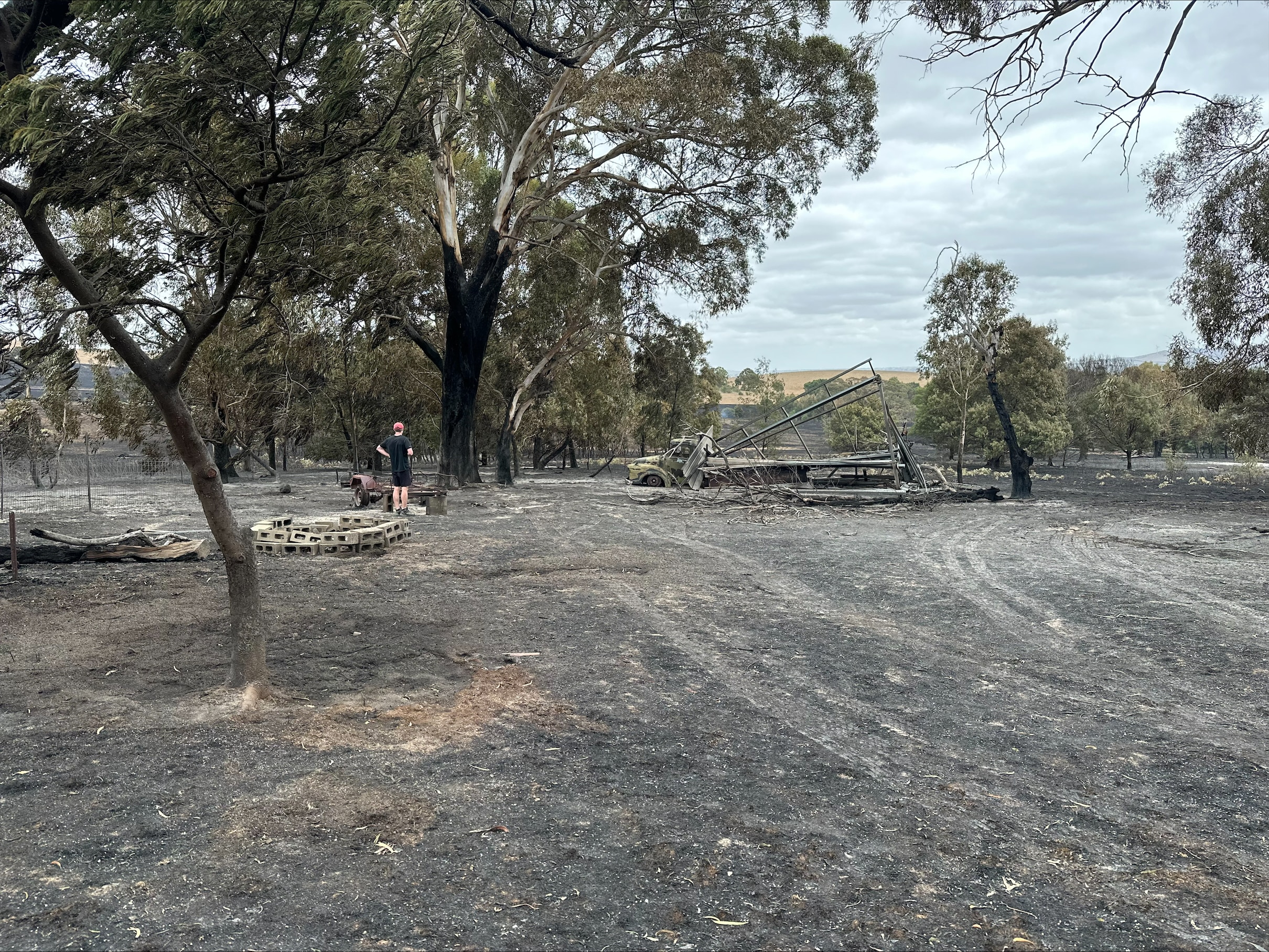Properties lost in Victorian bushfire as towns in state's west remain ...
