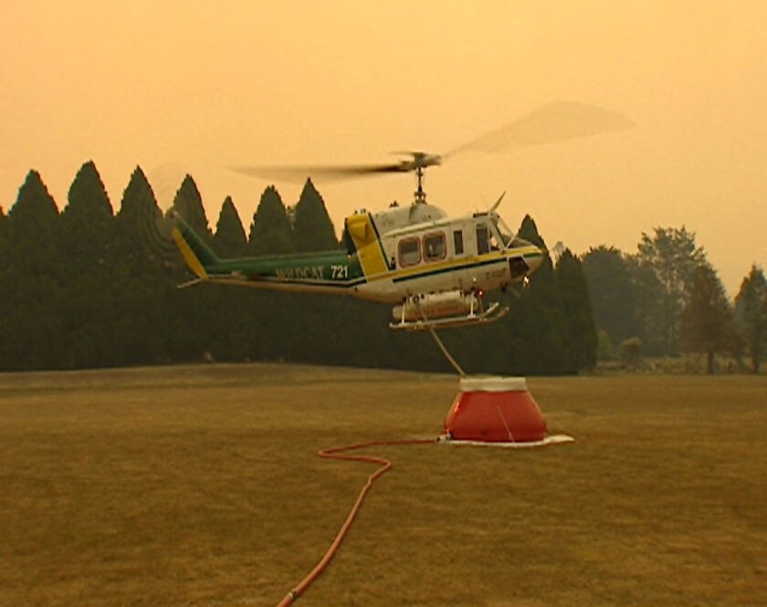 Waterbombing fire in Tasmania's south - ABC News