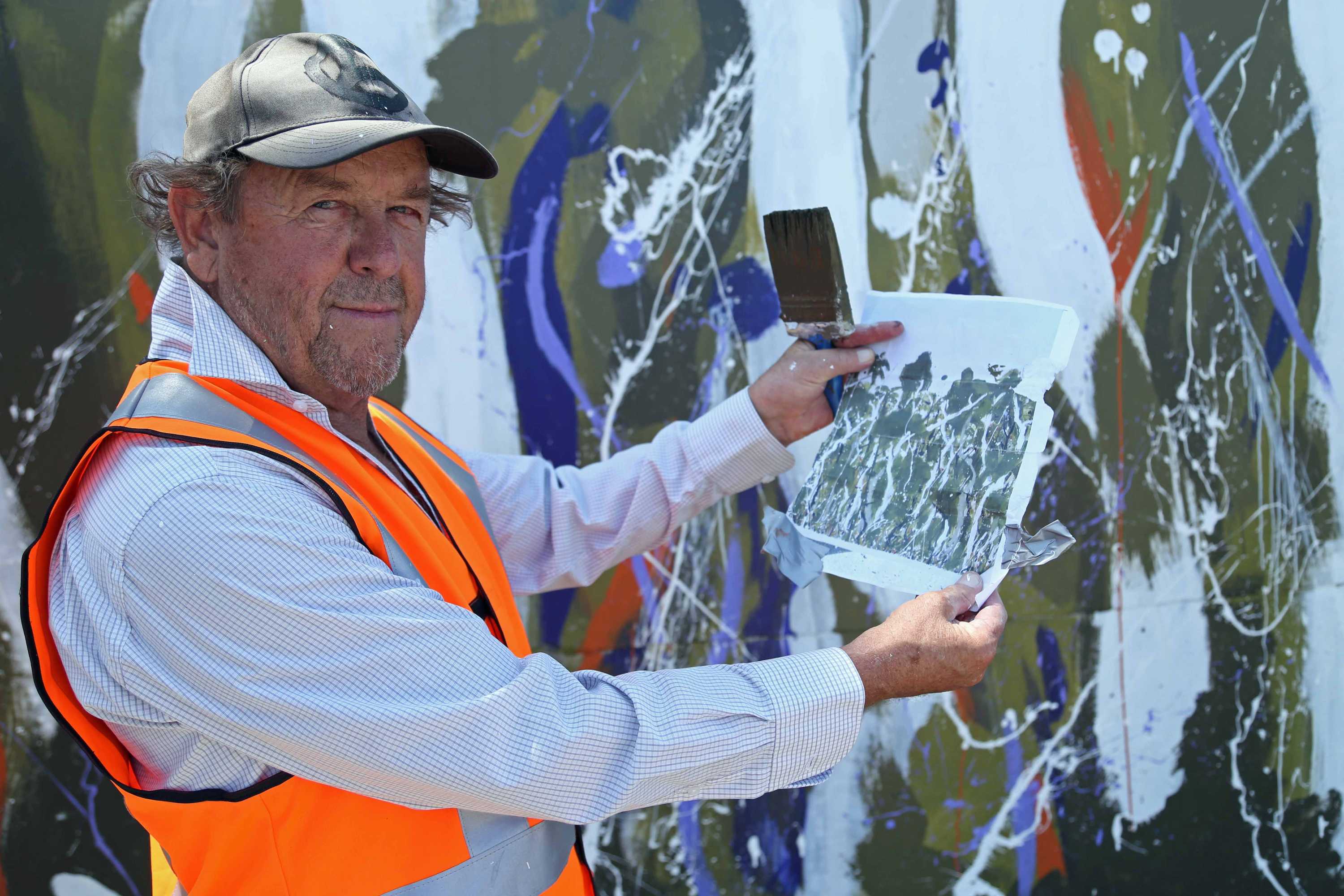 Giant water tower mural no sweat for graffiti artists and Sunshine ...