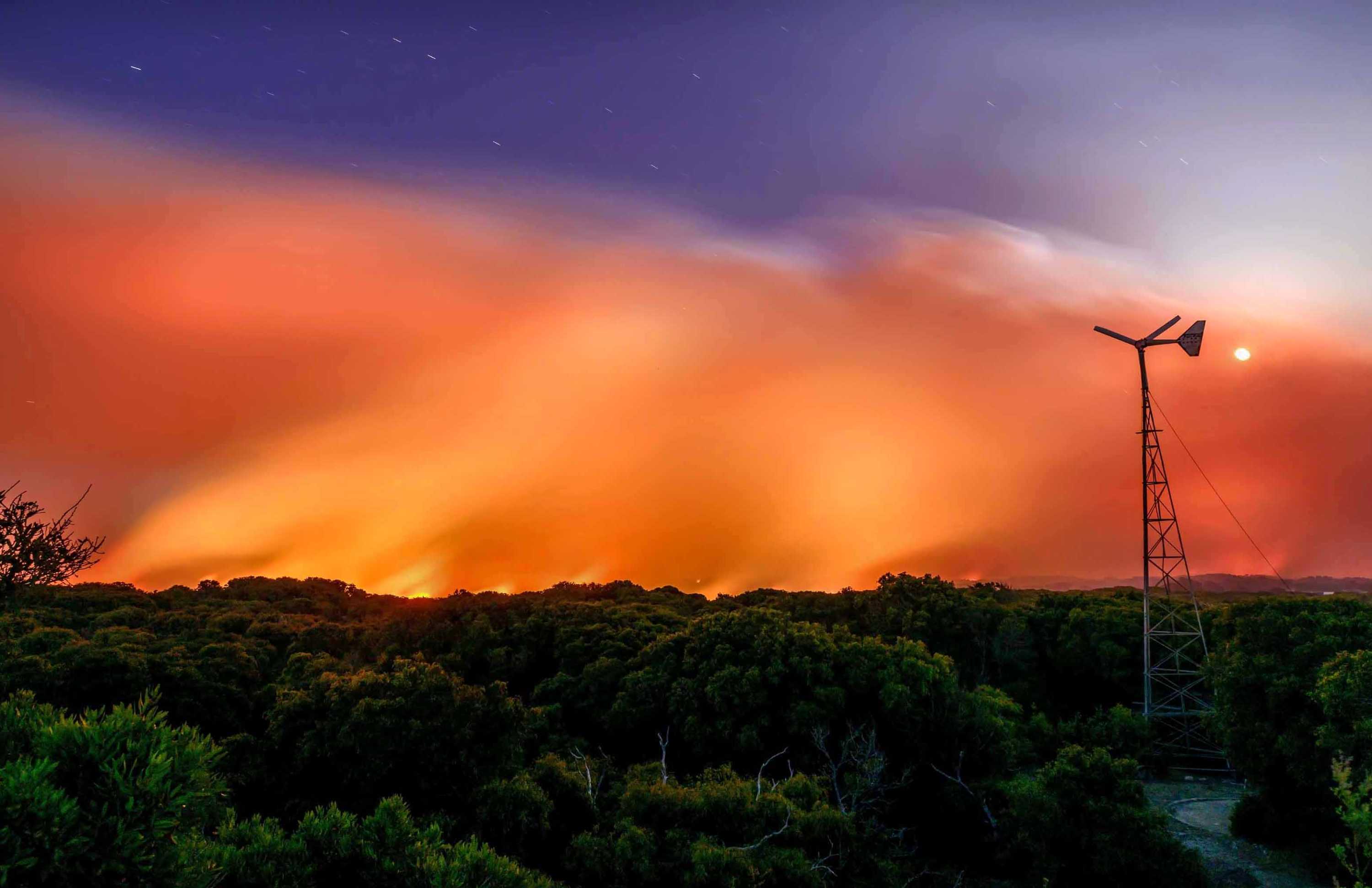Photographer turns WA bushfire photos into a calendar to raise money ...