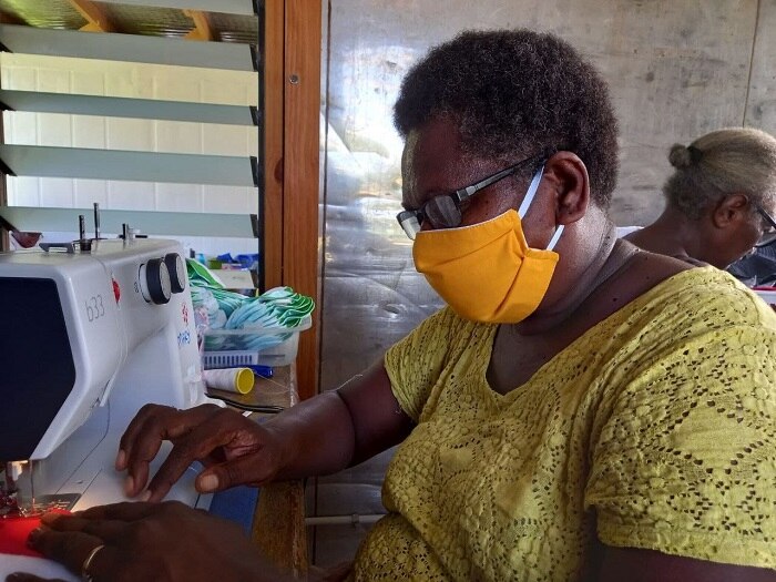 Mamma's Laef mekem moa mask blong helpem Vanuatu komuniti - ABC News